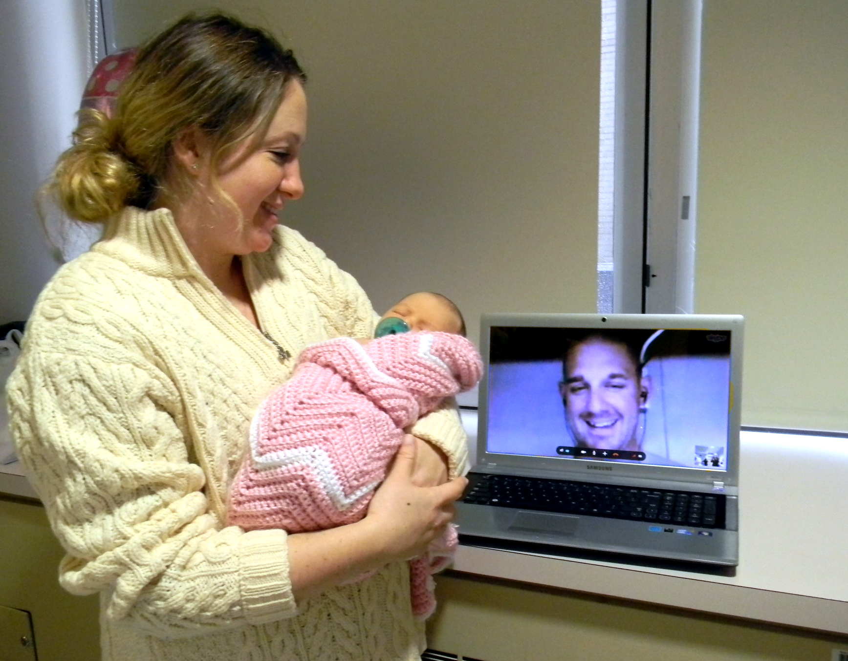 Soldier dad witnesses his baby's birth via Skype