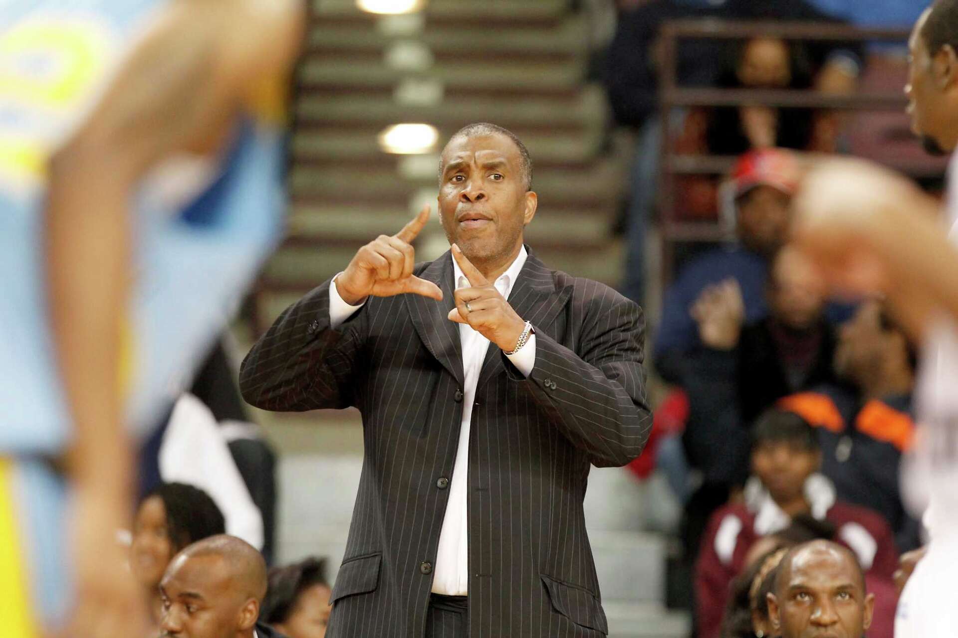 TSU signs basketball coach Mike Davis to two-year extension