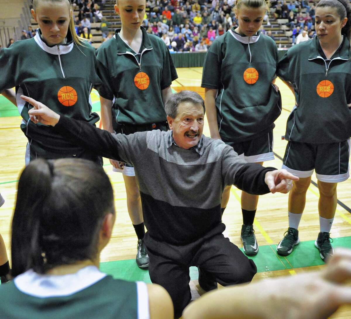 'Vliet hangs on for title