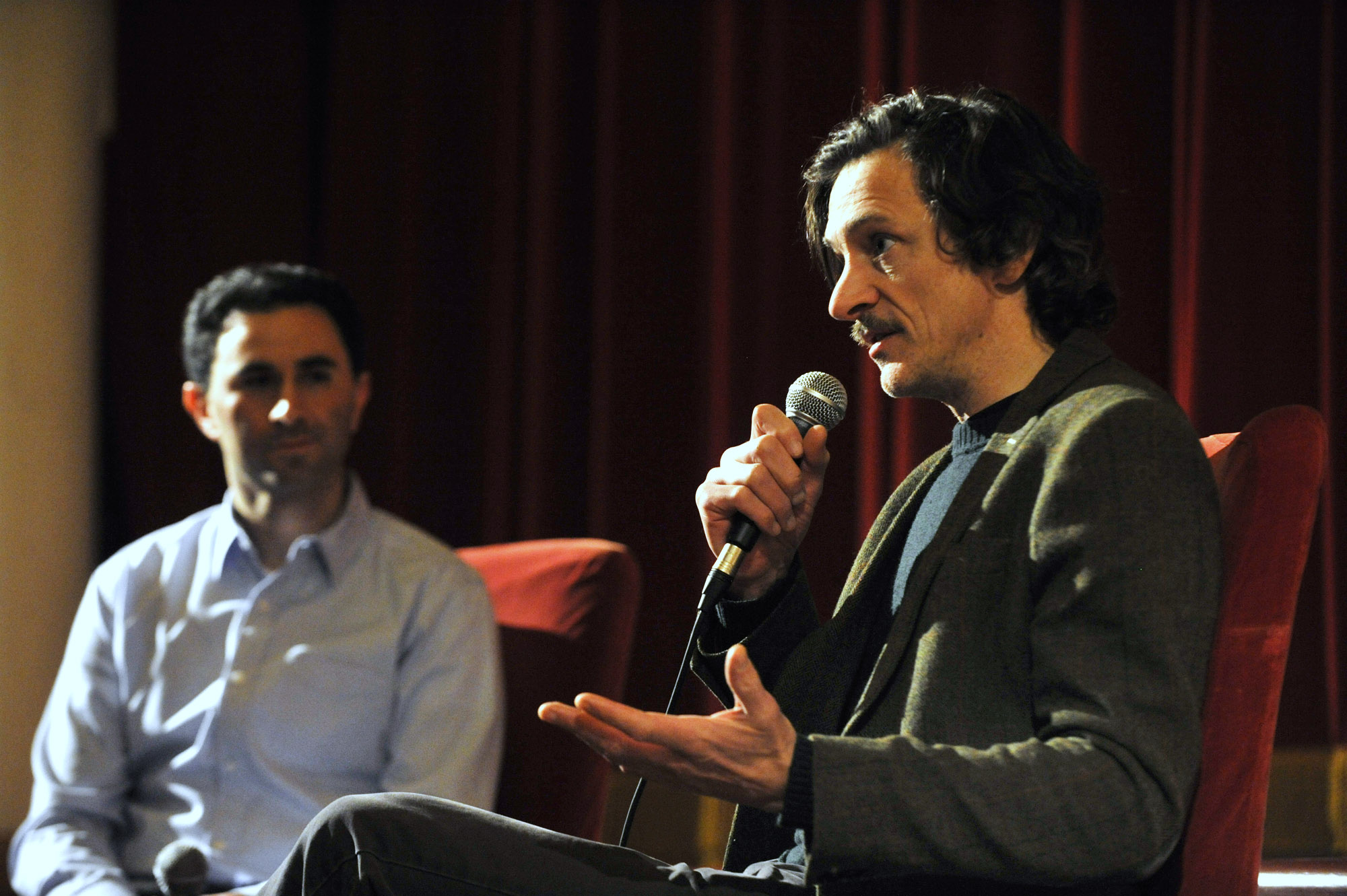 Actor takes break from shoot to visit Avon