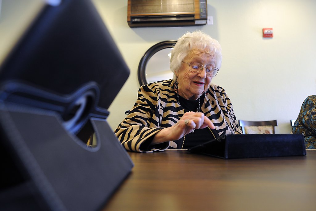 Seniors use computers to challenge minds
