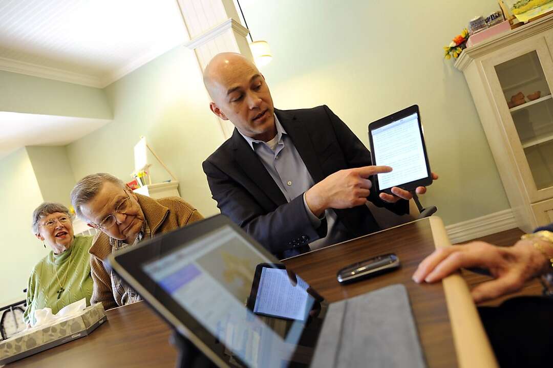 Seniors use computers to challenge minds