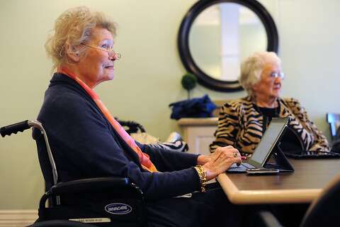 Seniors use computers to challenge minds
