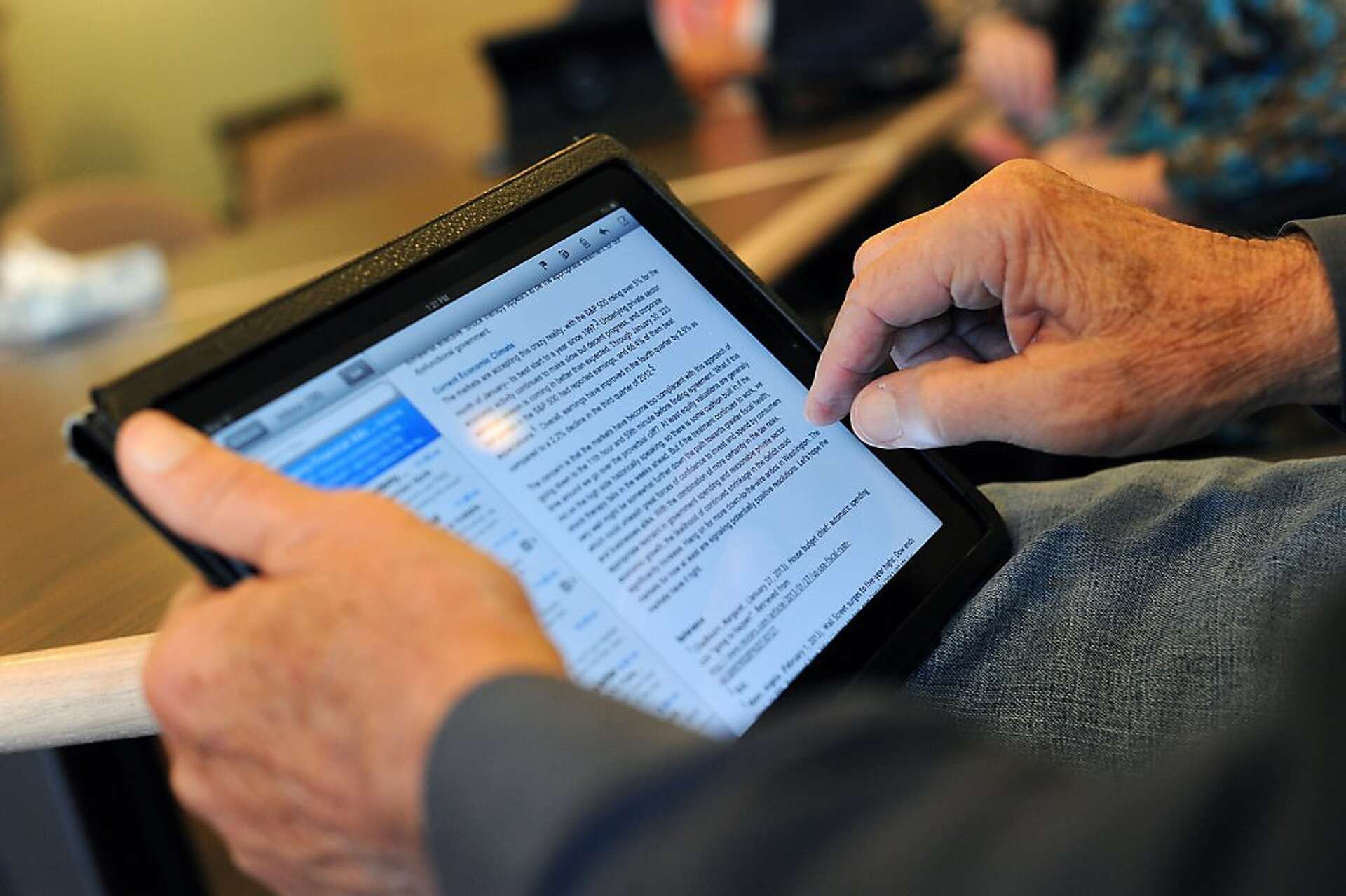 Seniors use computers to challenge minds