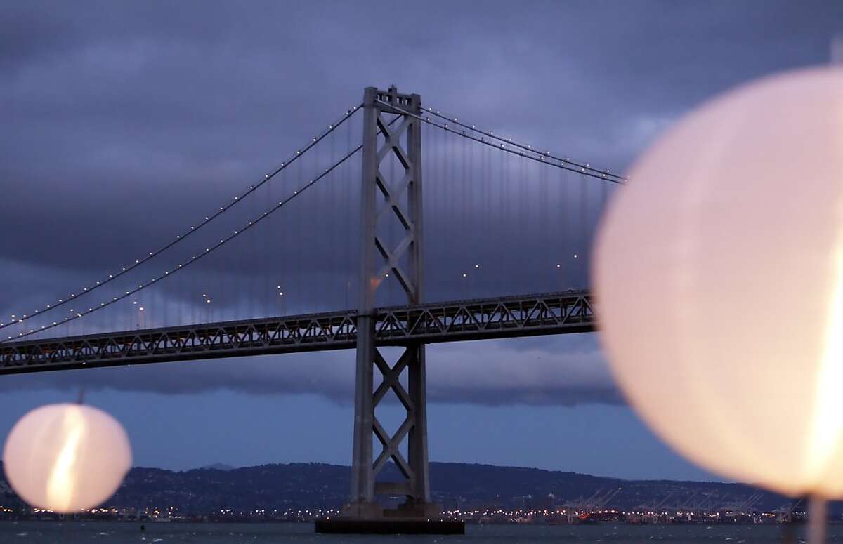 LED display puts Bay Bridge in new light