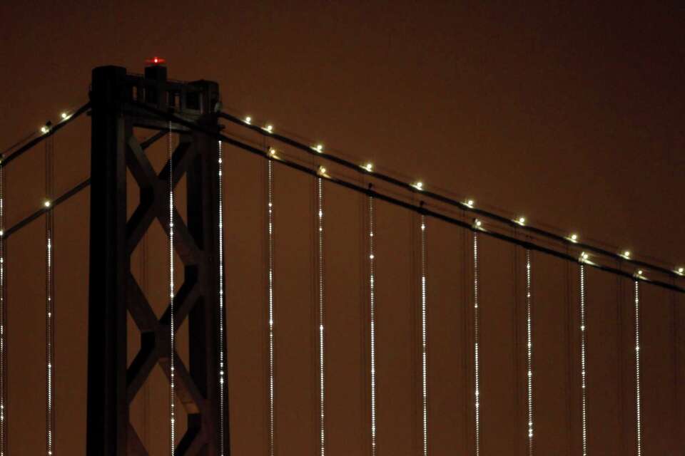 LED display puts Bay Bridge in new light