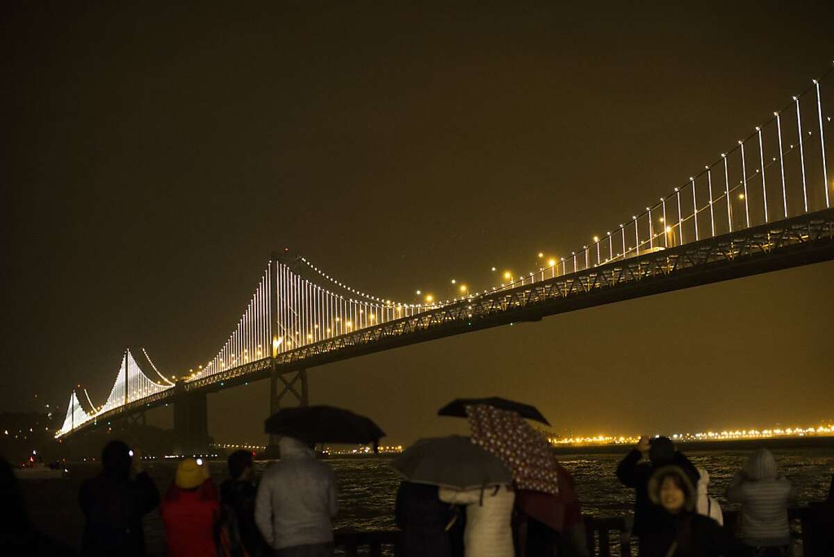 LED display puts Bay Bridge in new light