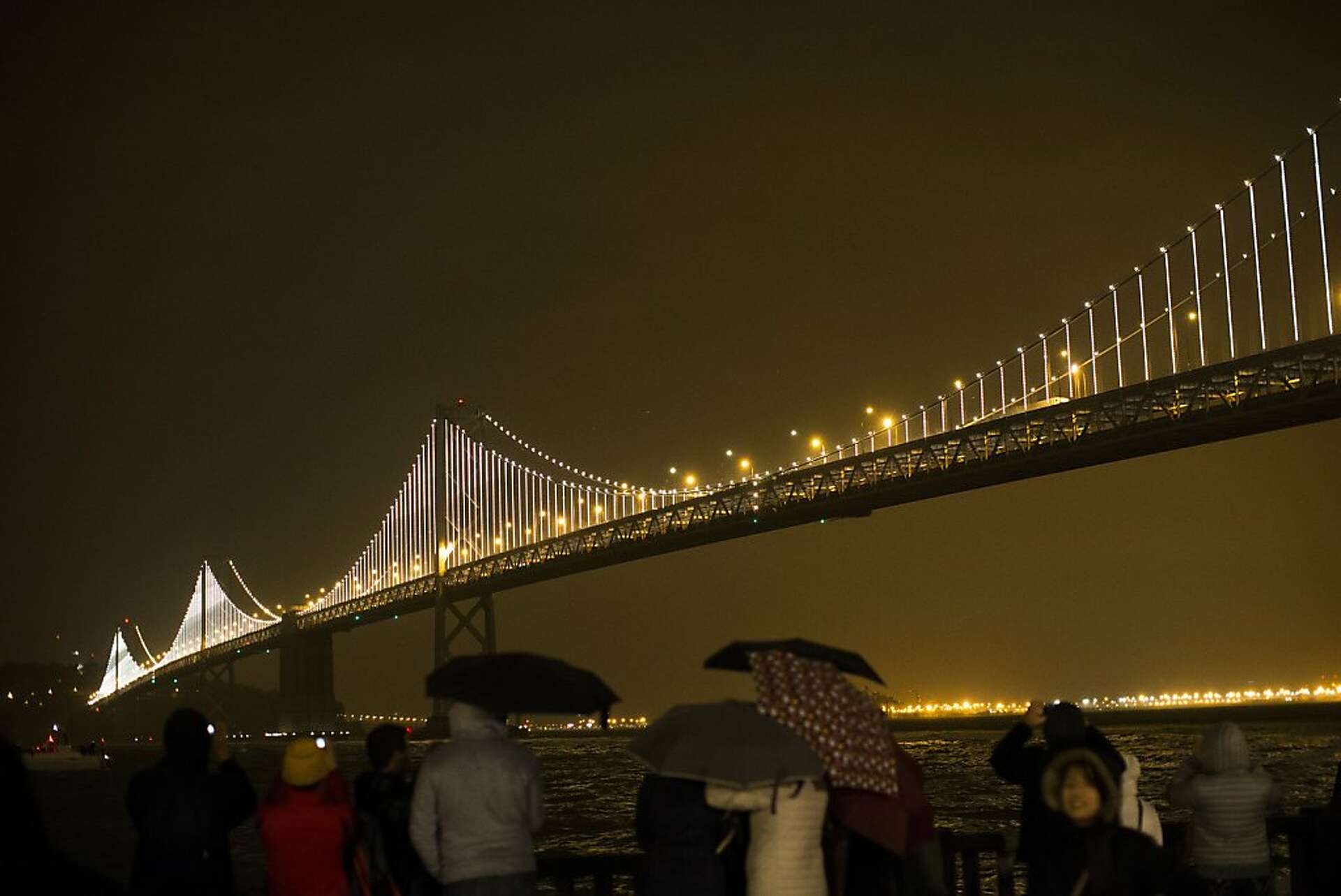 LED display puts Bay Bridge in new light