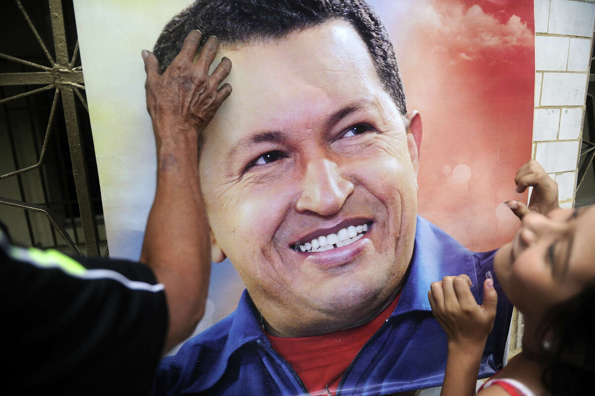 Thousand mourn Hugo Chavez in Venezuela