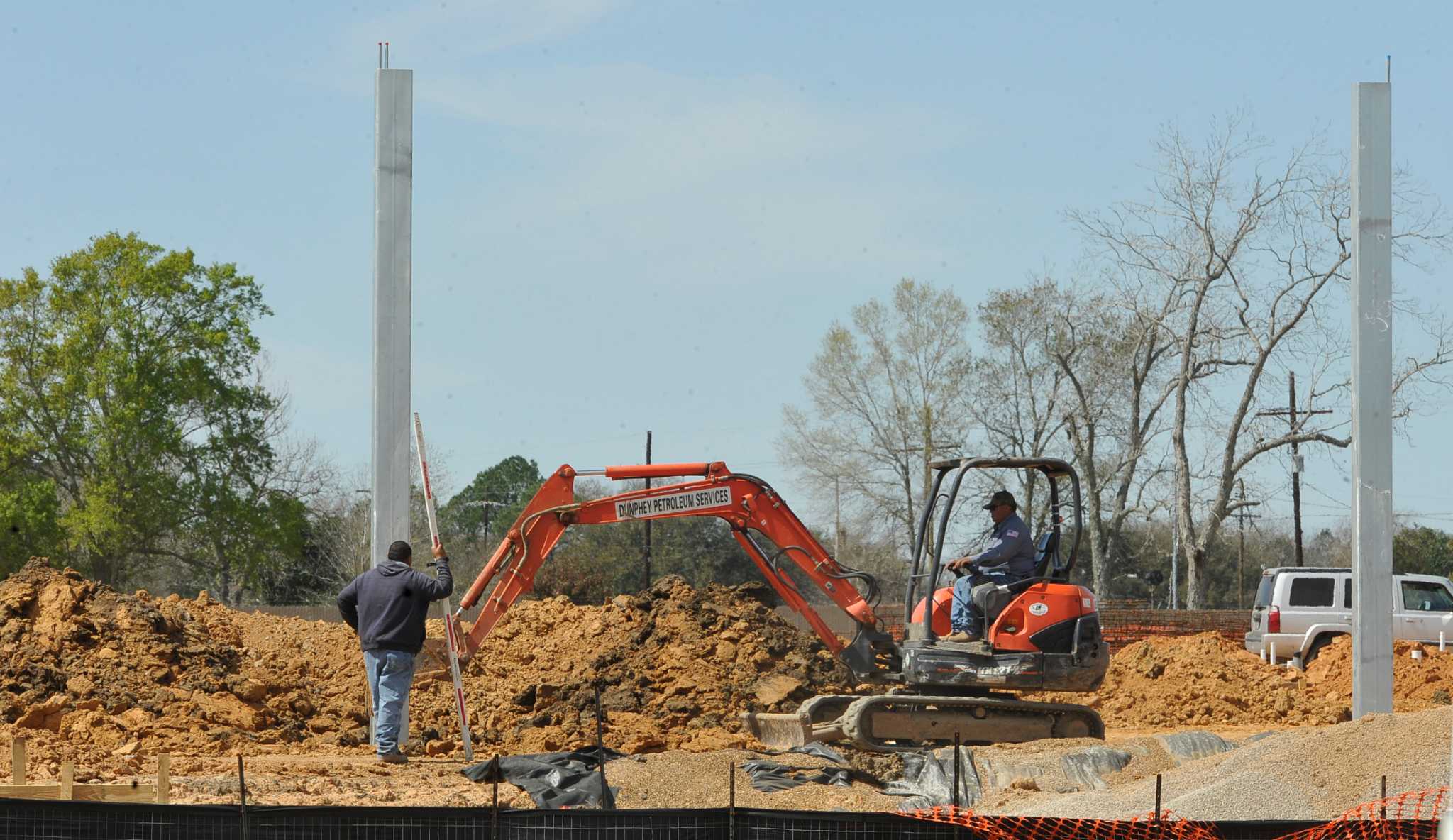 Exxpress Mart and McDonald's opening on Major