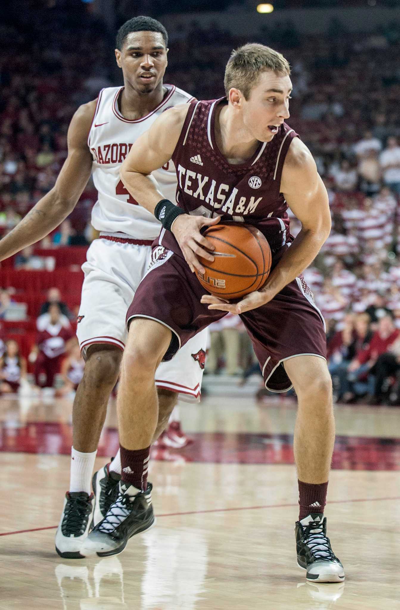 Wade's 14 lead Arkansas past Texas A&M