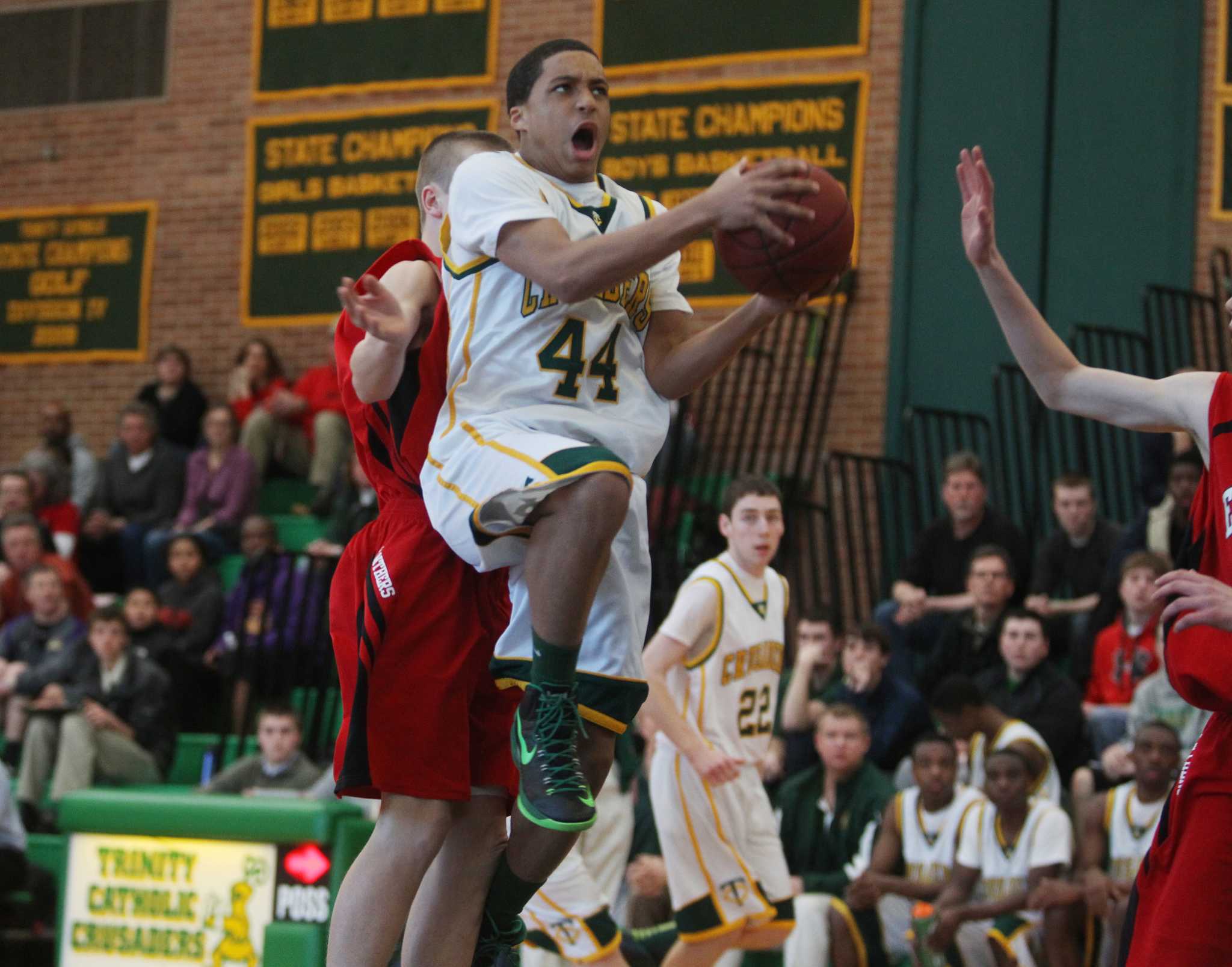 Trinity Catholic blows past E.O. Smith into Class L quarterfinals