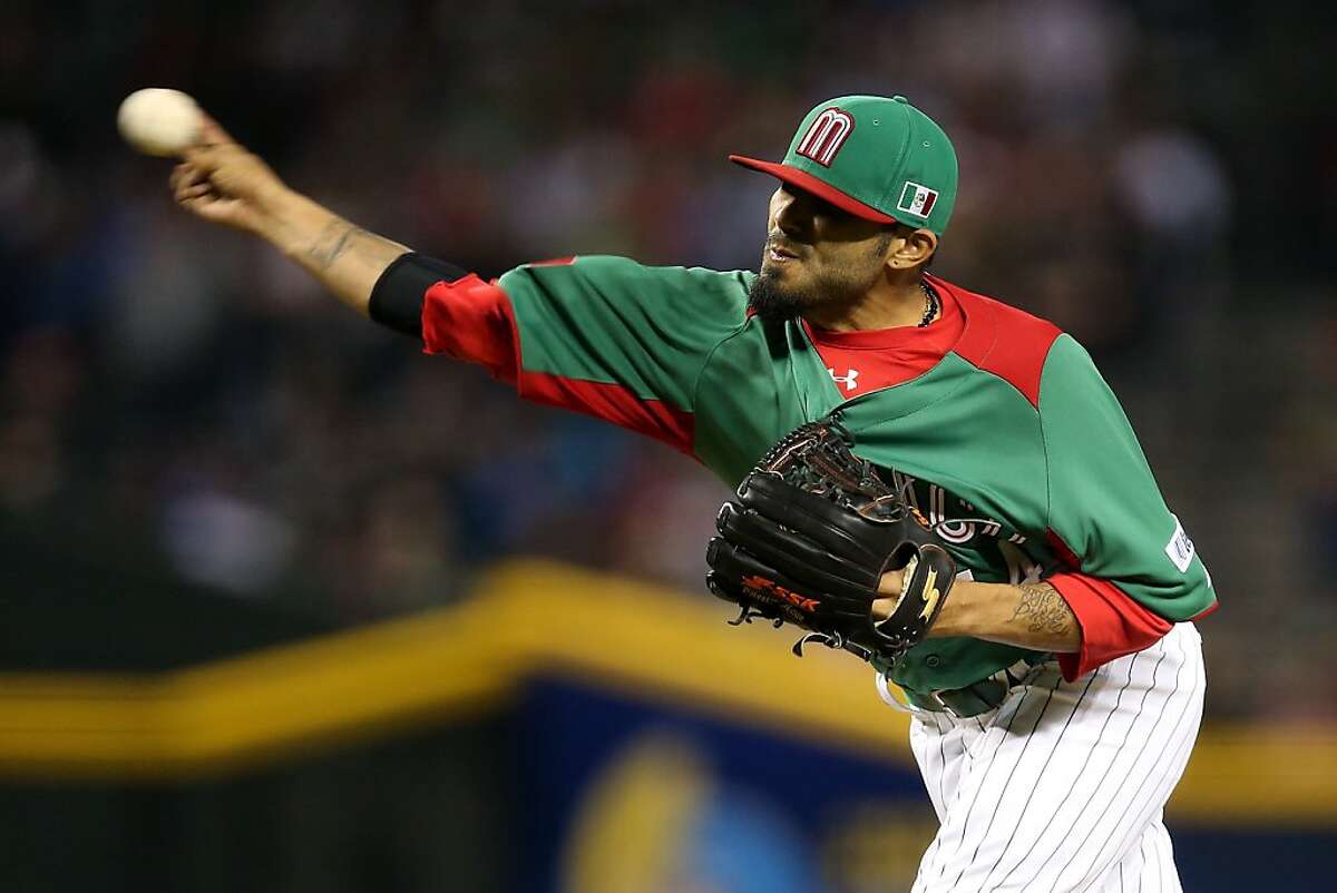 Giants' closer Romo stays close to edge