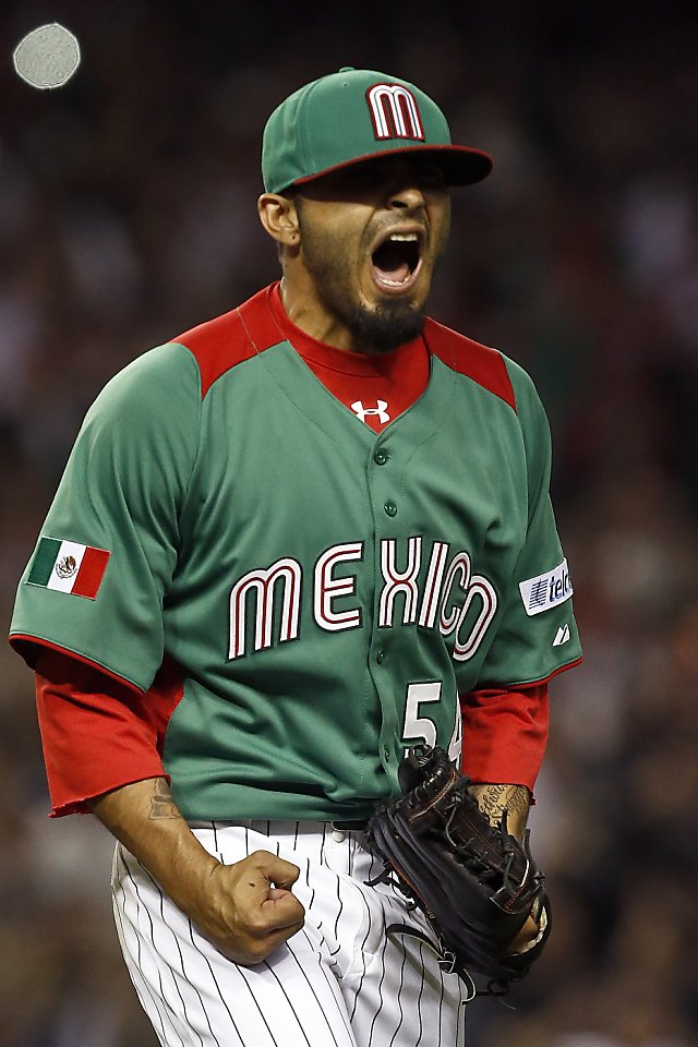 Giants' closer Romo stays close to edge