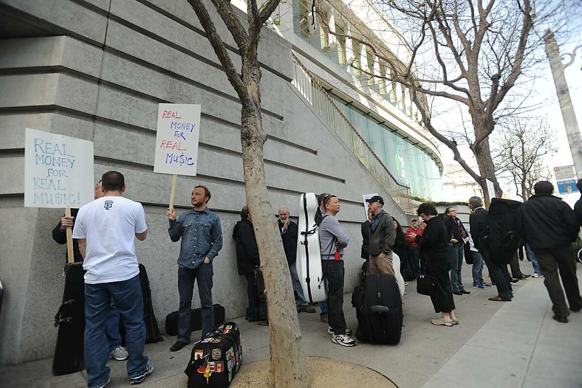 San Francisco Symphony musicians on strike
