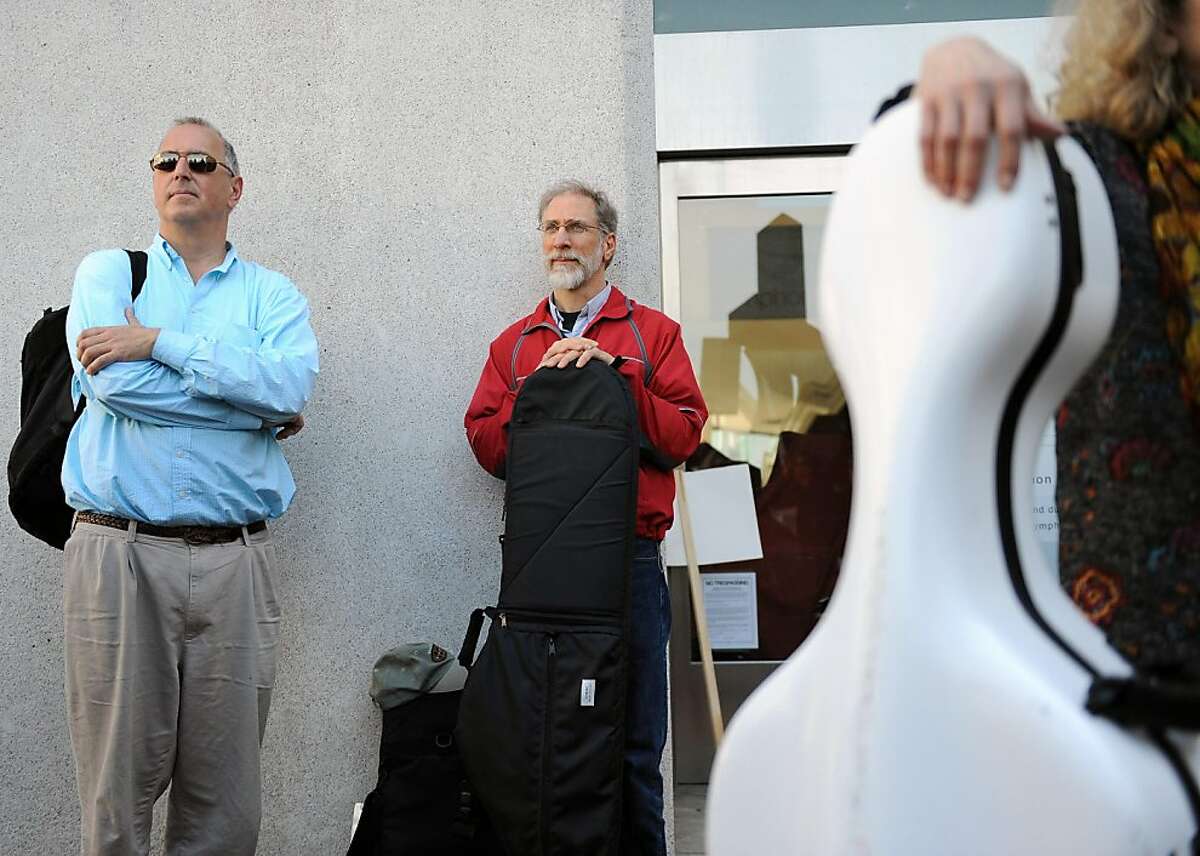 San Francisco Symphony musicians on strike