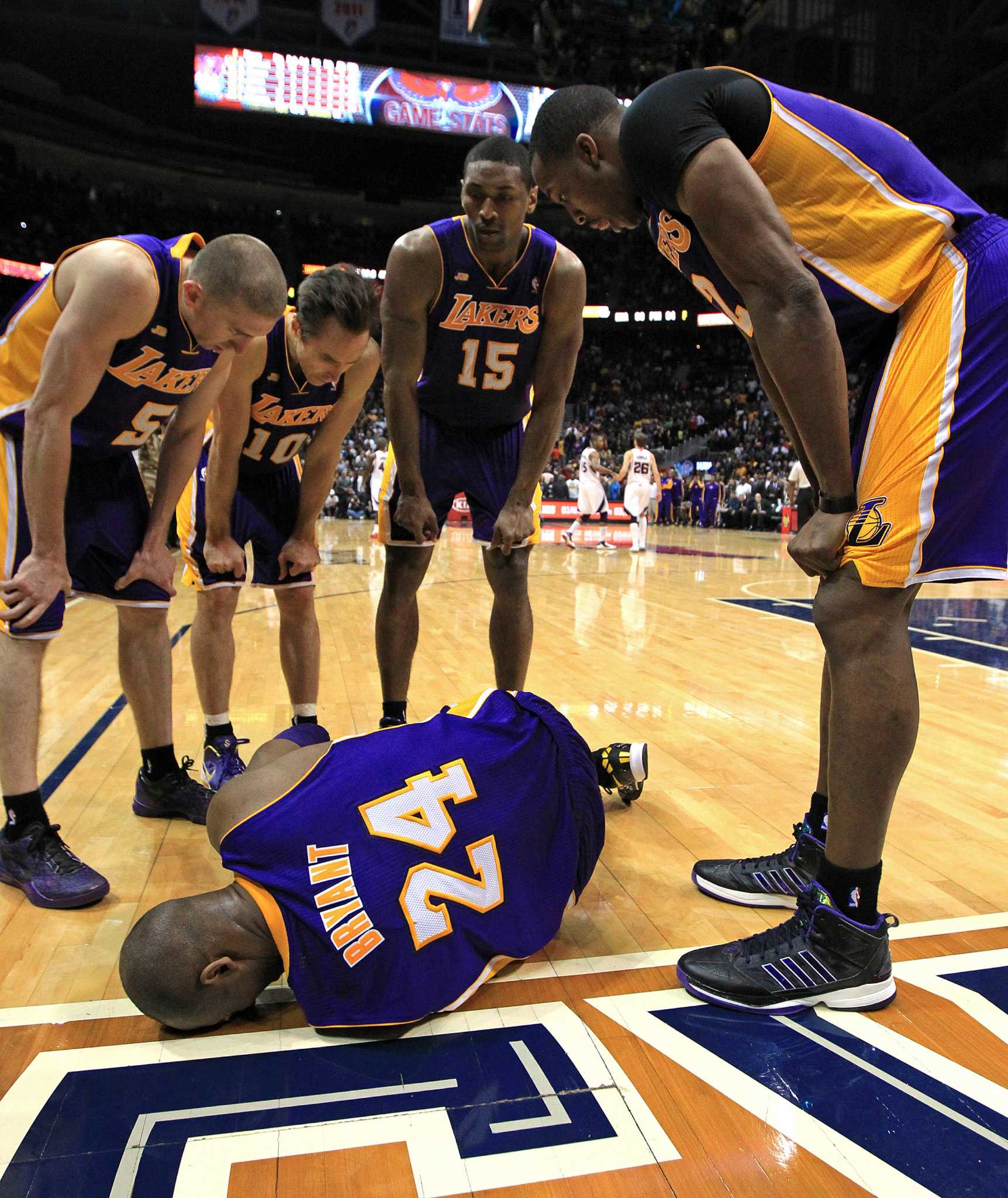 Lakers lose Kobe in loss to Hawks