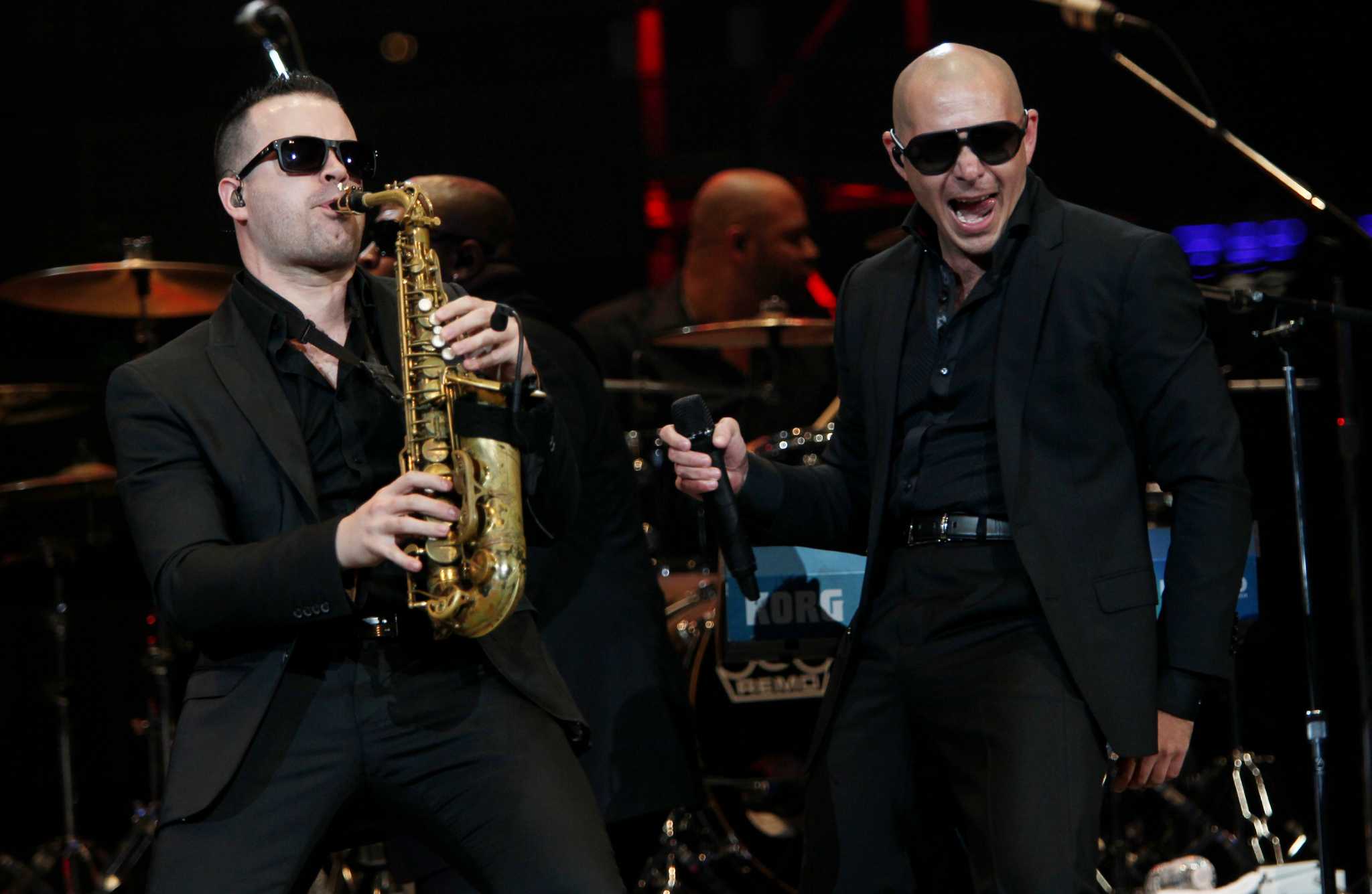 Pitbull puts on dance party at rodeo