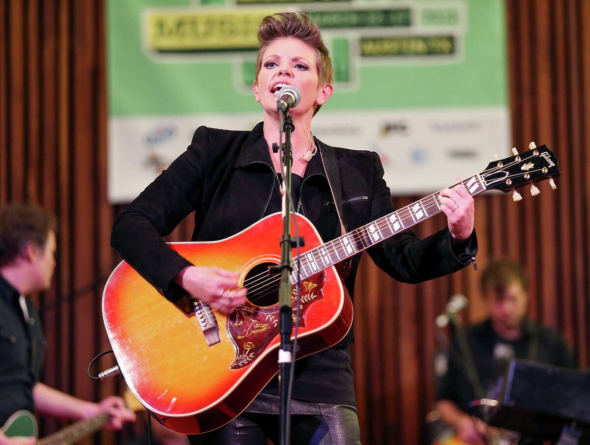 Natalie Maines leaves the country behind