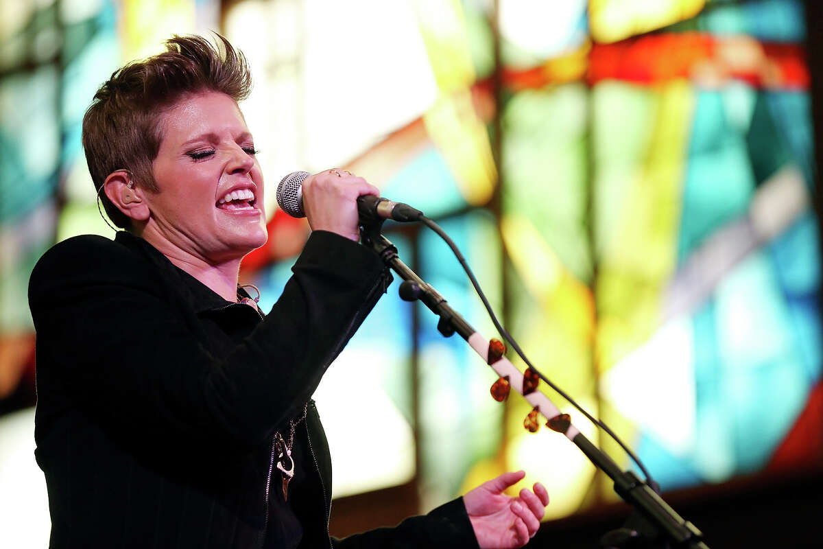 Natalie Maines leaves the country behind