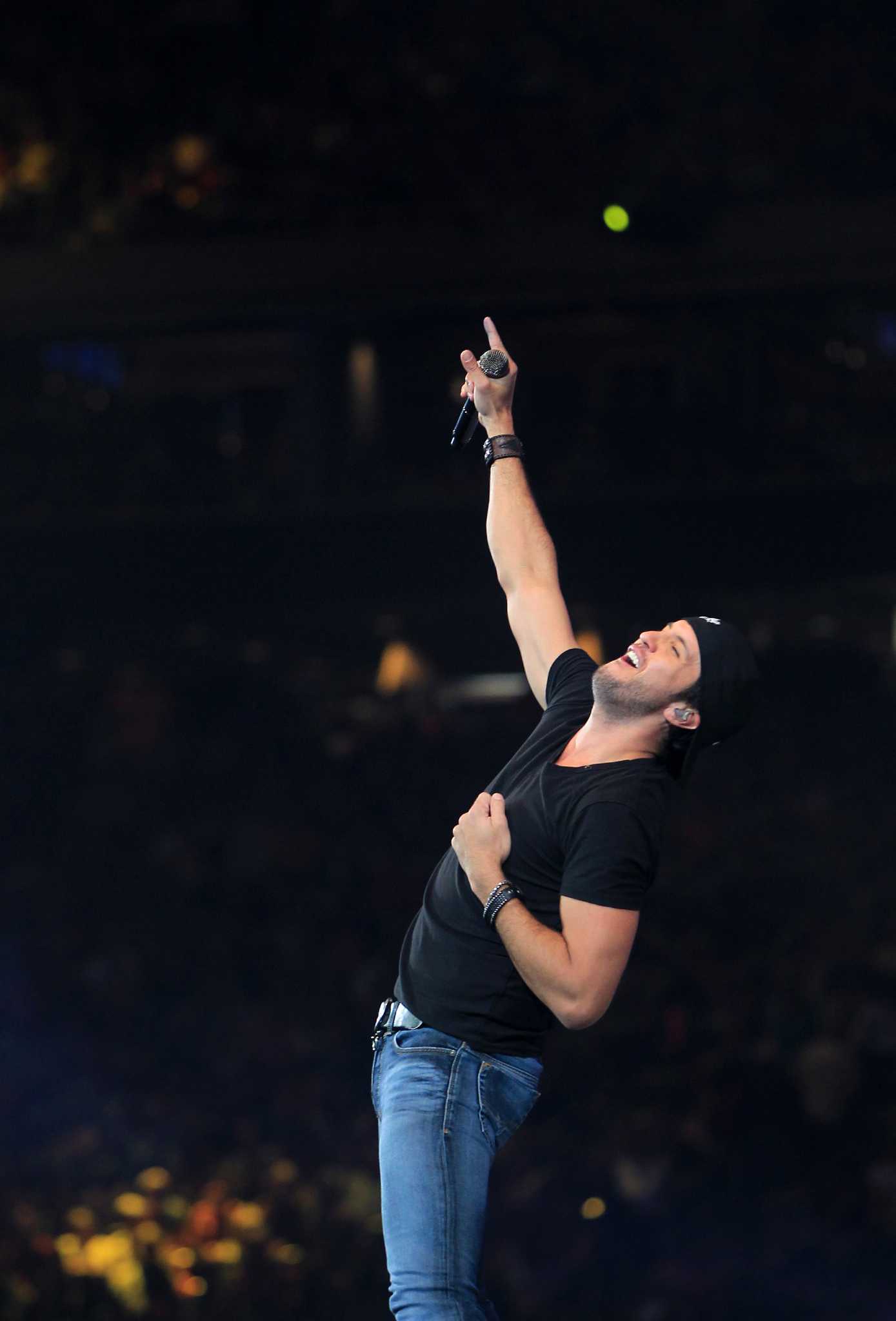 Luke Bryan proves he belongs at rodeo