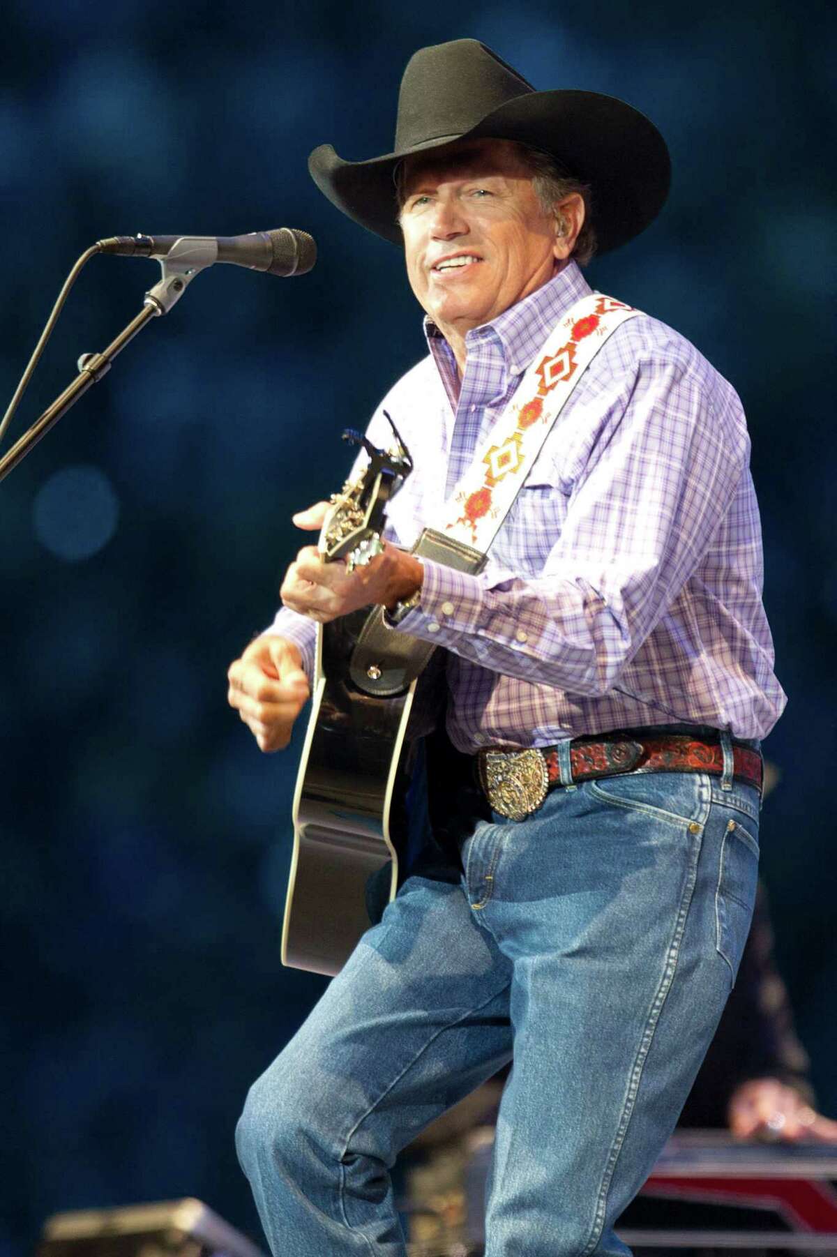 At his farewell concert, George Strait makes his cowboy hat a crown