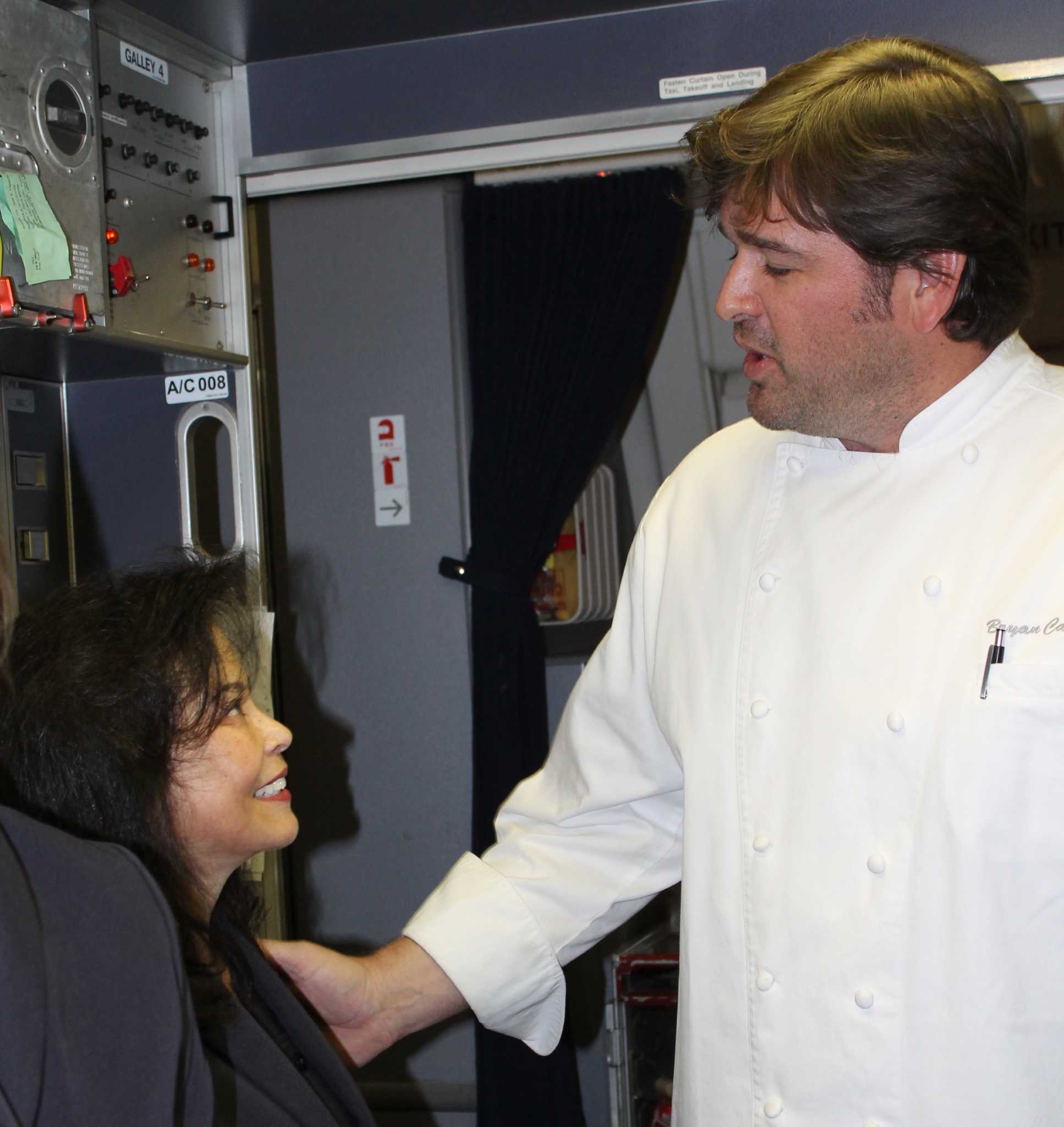 Celebrity chef preps dinner at 30,000 feet