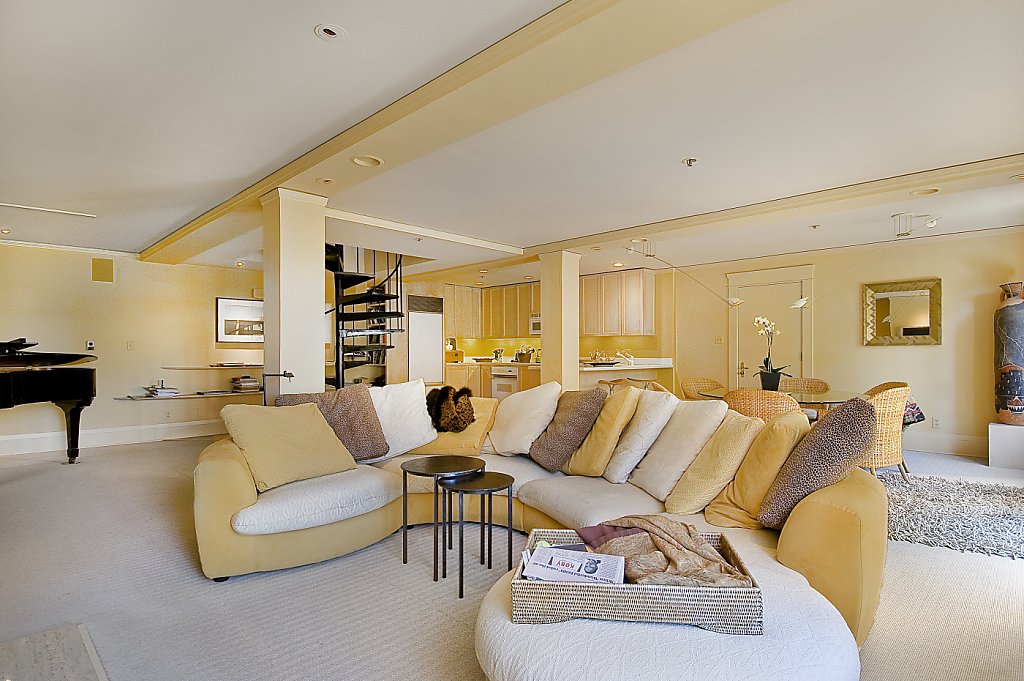 2-level Russian Hill condo with garden