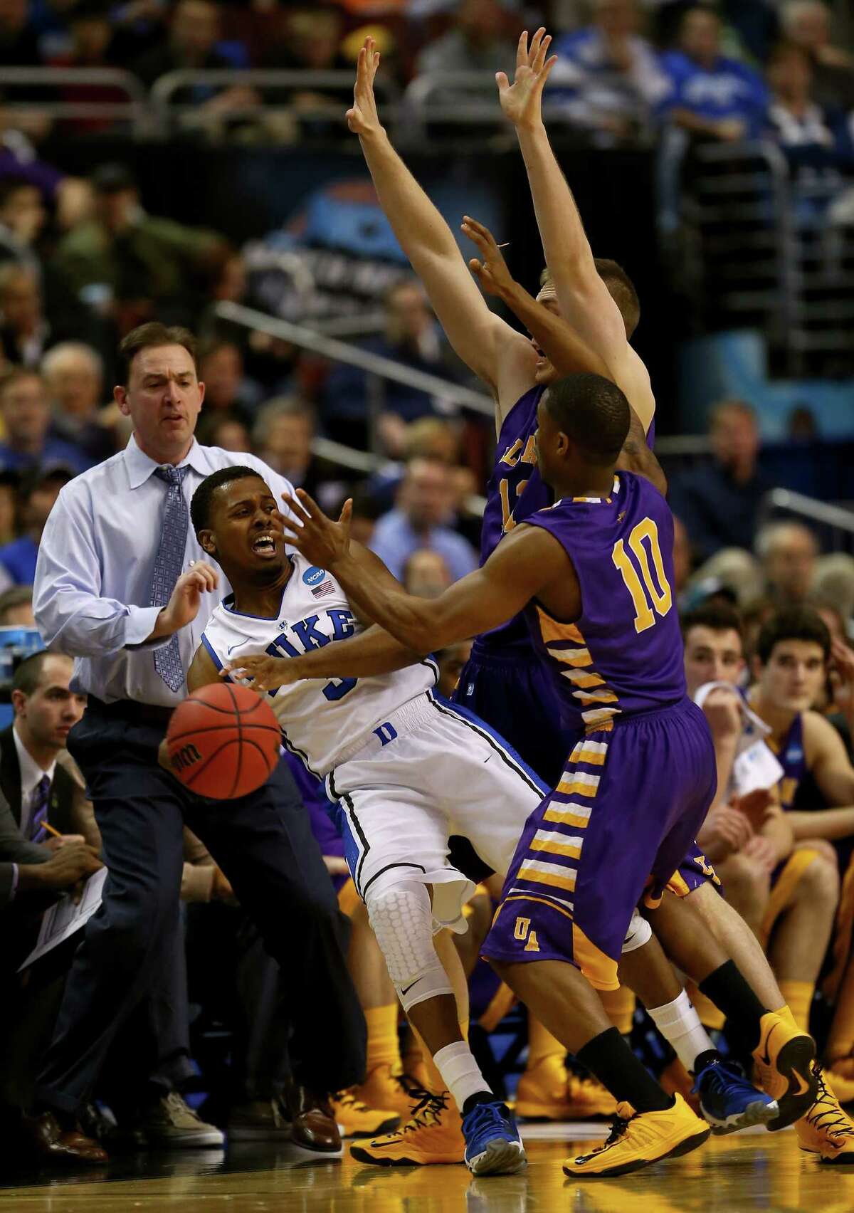 Fans hold heads high in defeat of UAlbany