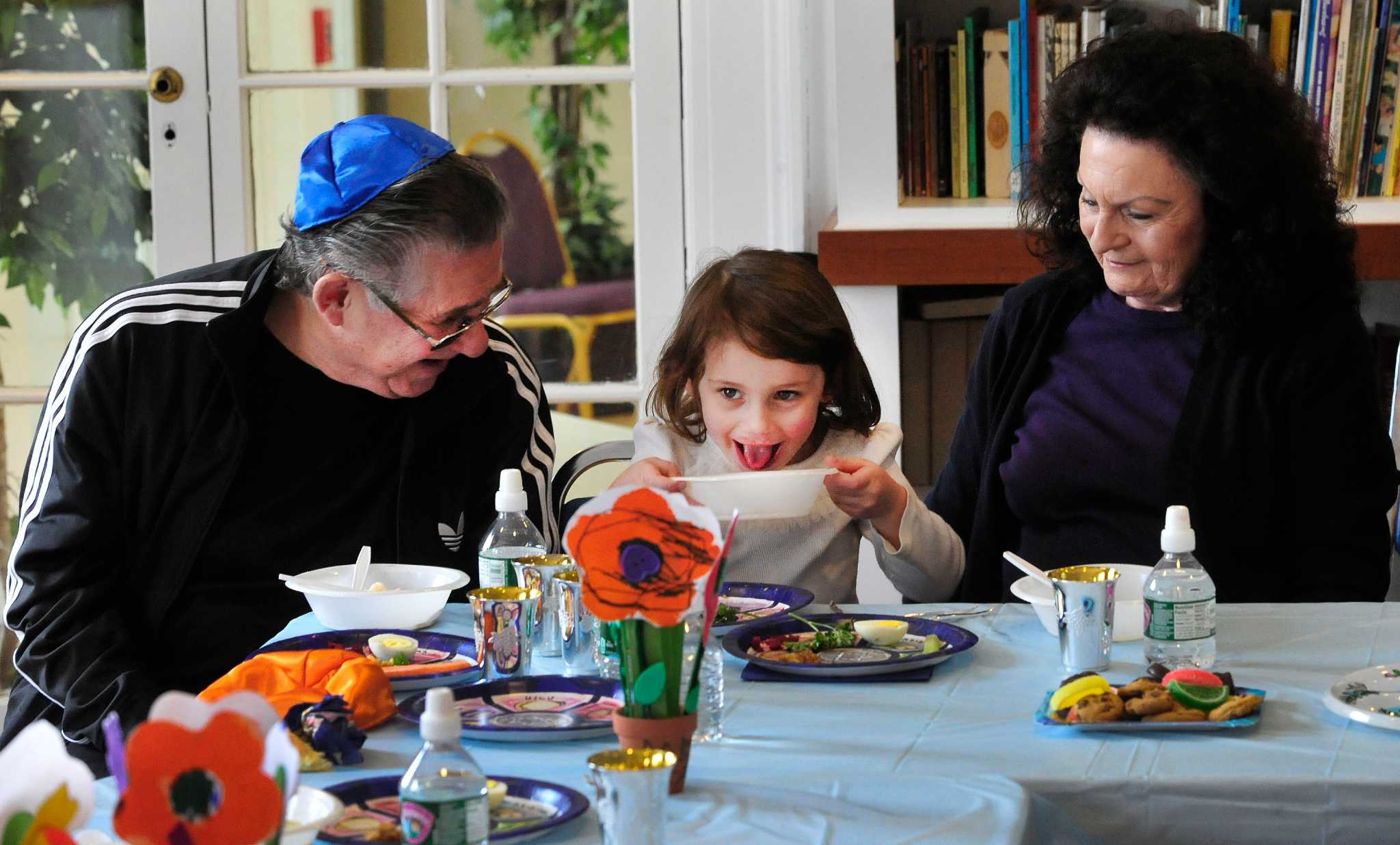 Children learn about Seder rituals