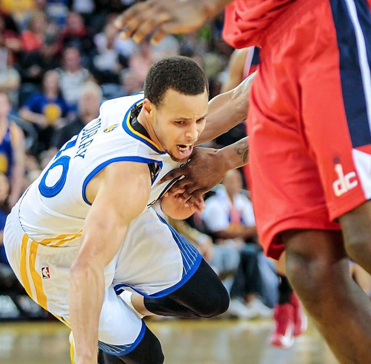 Curry turns ankle in Warriors' win