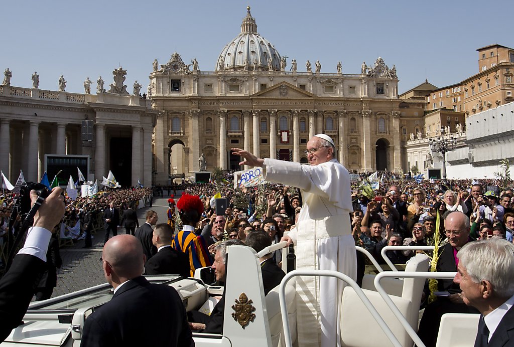 Pope Francis greets Palm Sunday crowd