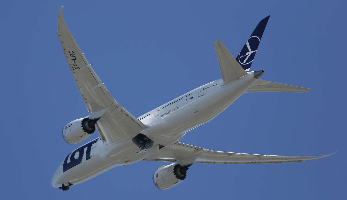 Boeing 787 flies with new battery