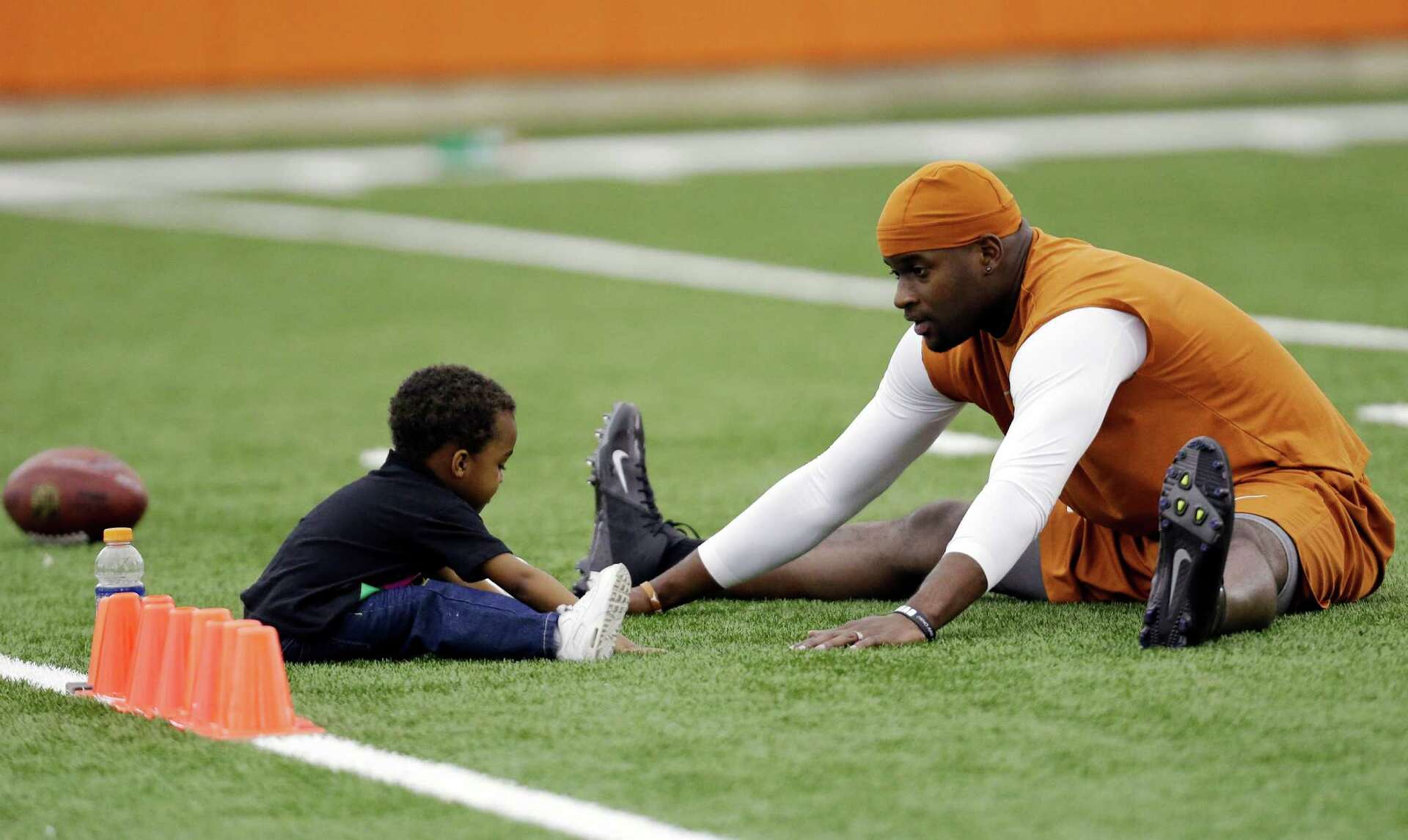 Vince Young's son sings 'The Eyes of Texas' on Longhorn Network