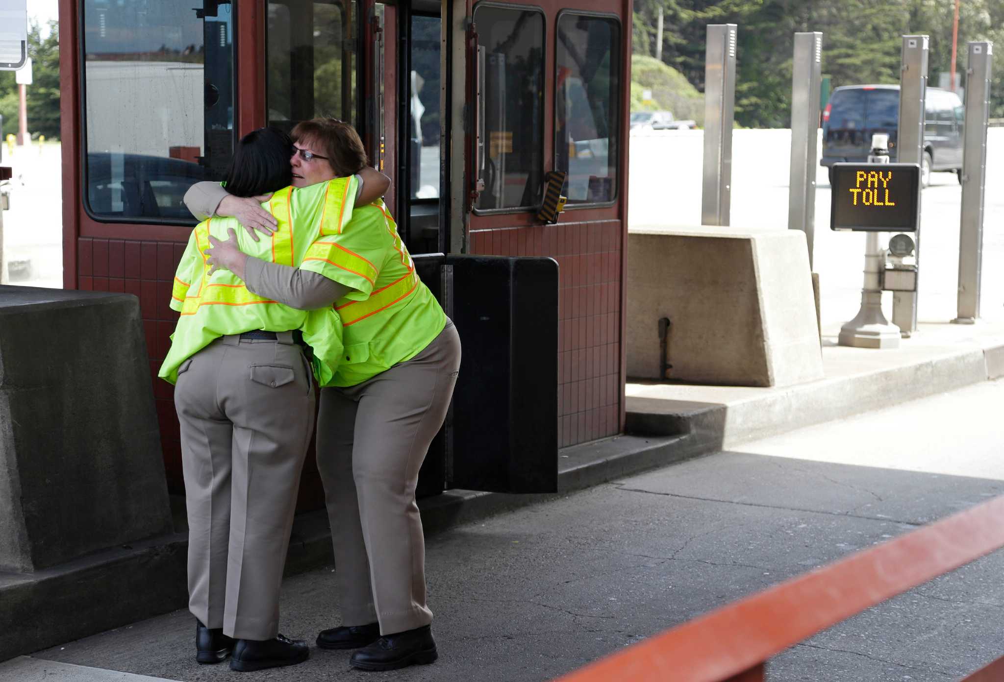 Golden Gate Bridge replaces human toll takers