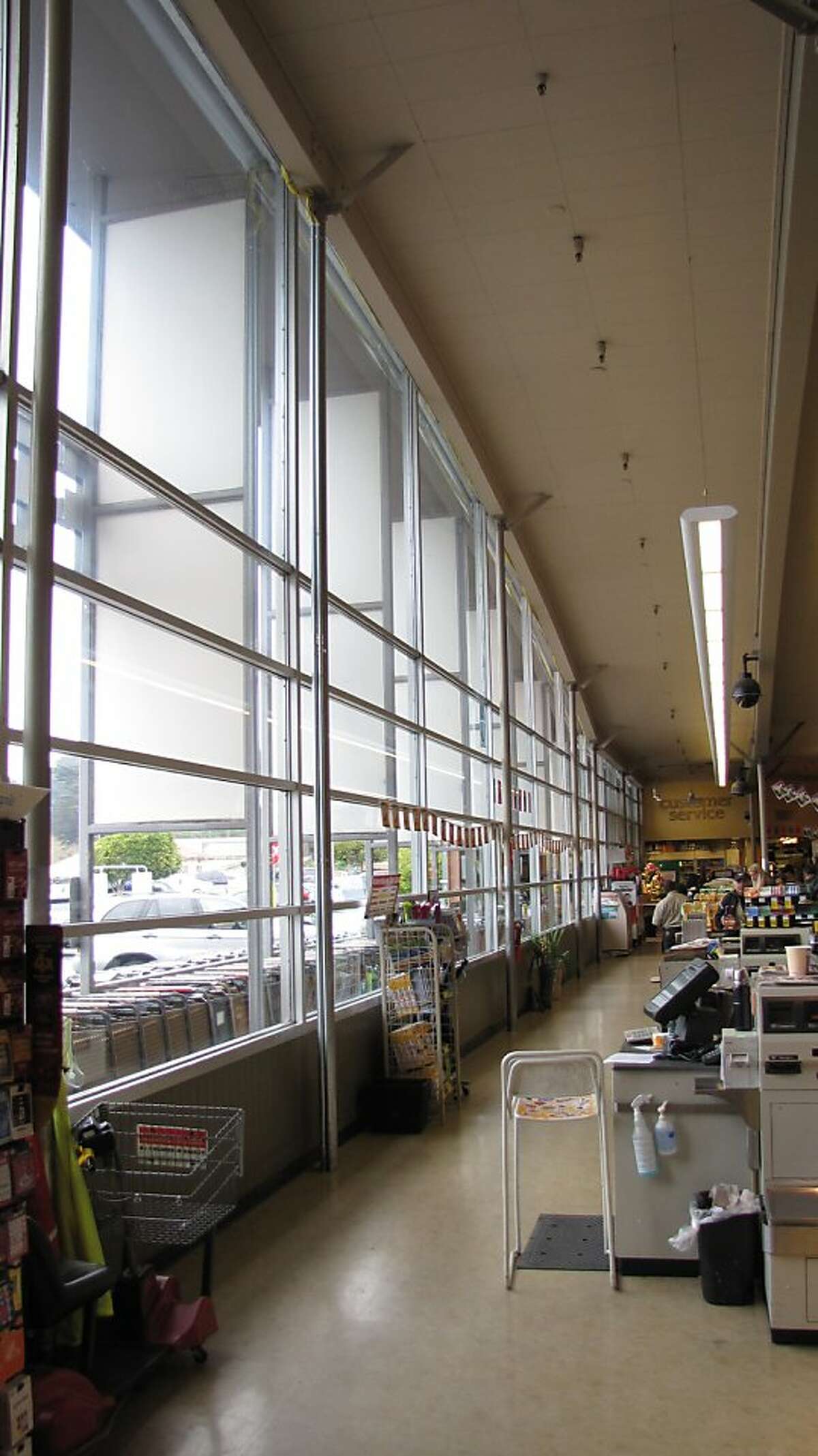 A modern supermarket that delivers style