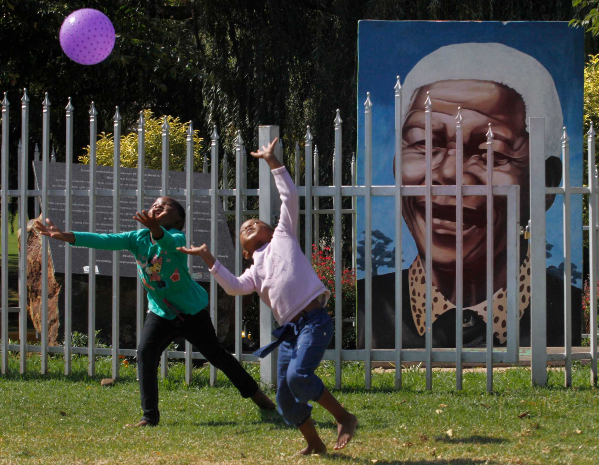 South Africa: Mandela in hospital on Easter