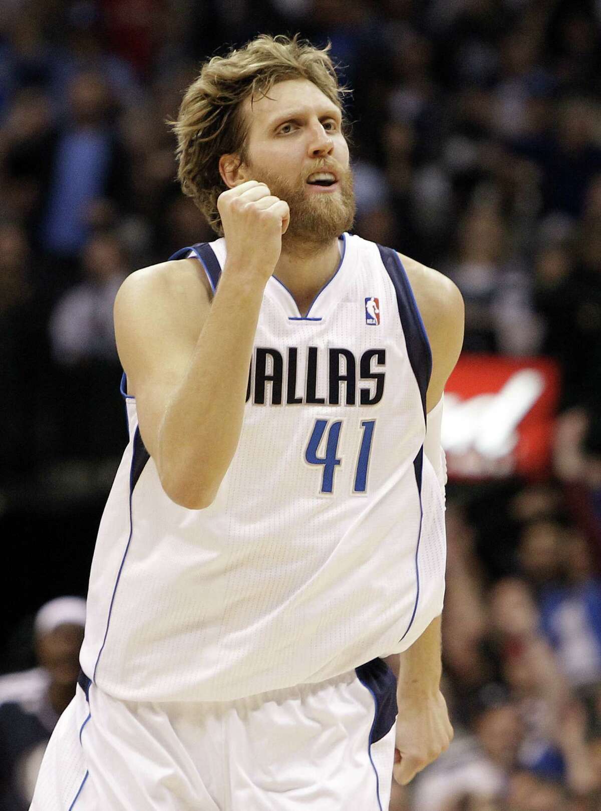 Dirk leads Dallas' charge