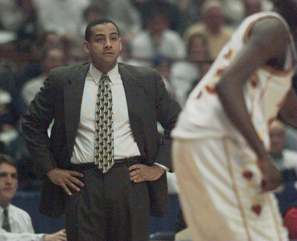 Siena to hire Loyola's Patsos as basketball coach
