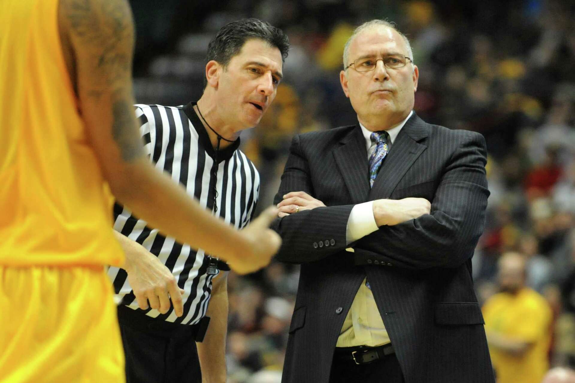 Siena to hire Loyola's Patsos as basketball coach