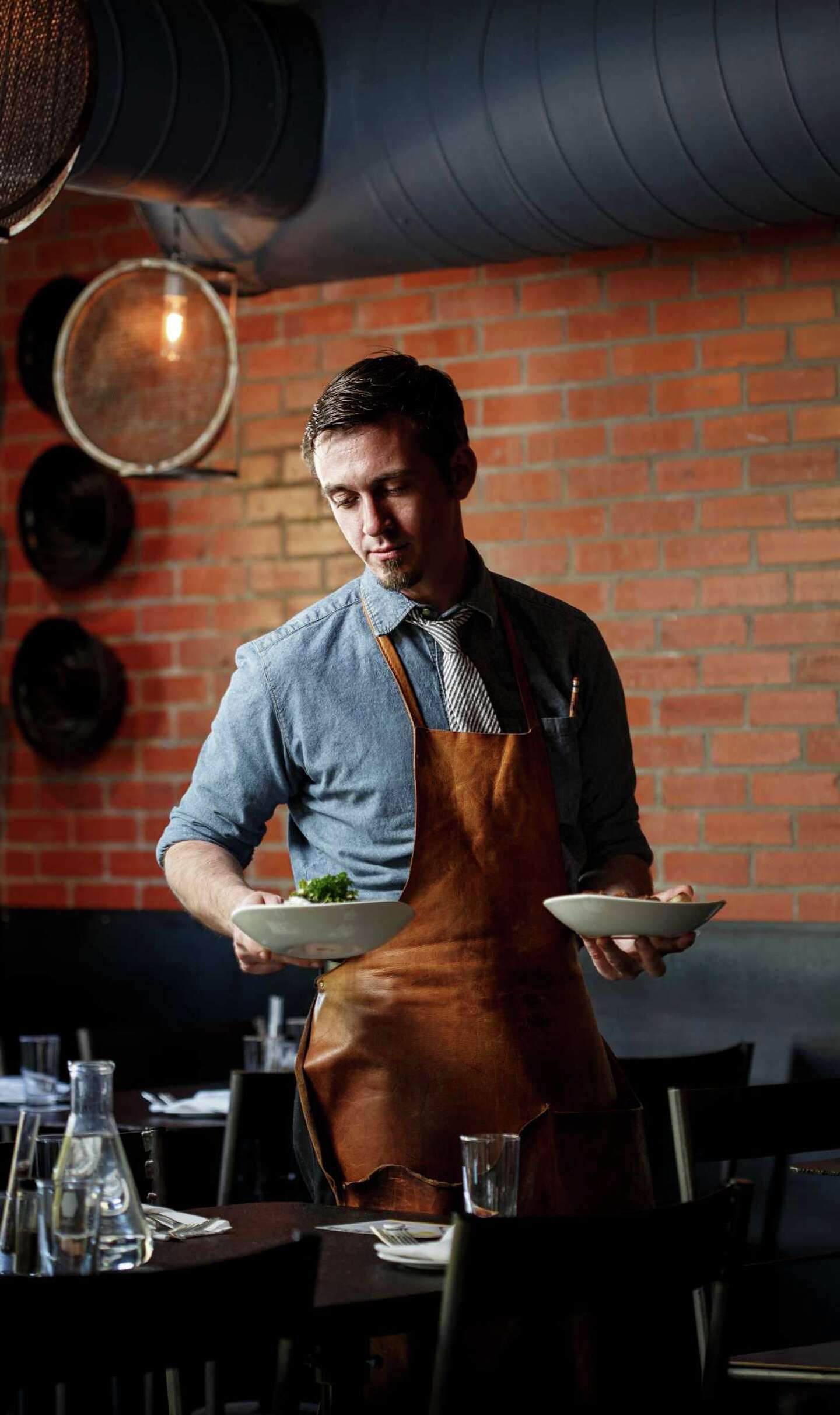 Houston restaurants serve up waitstaff style and fashion