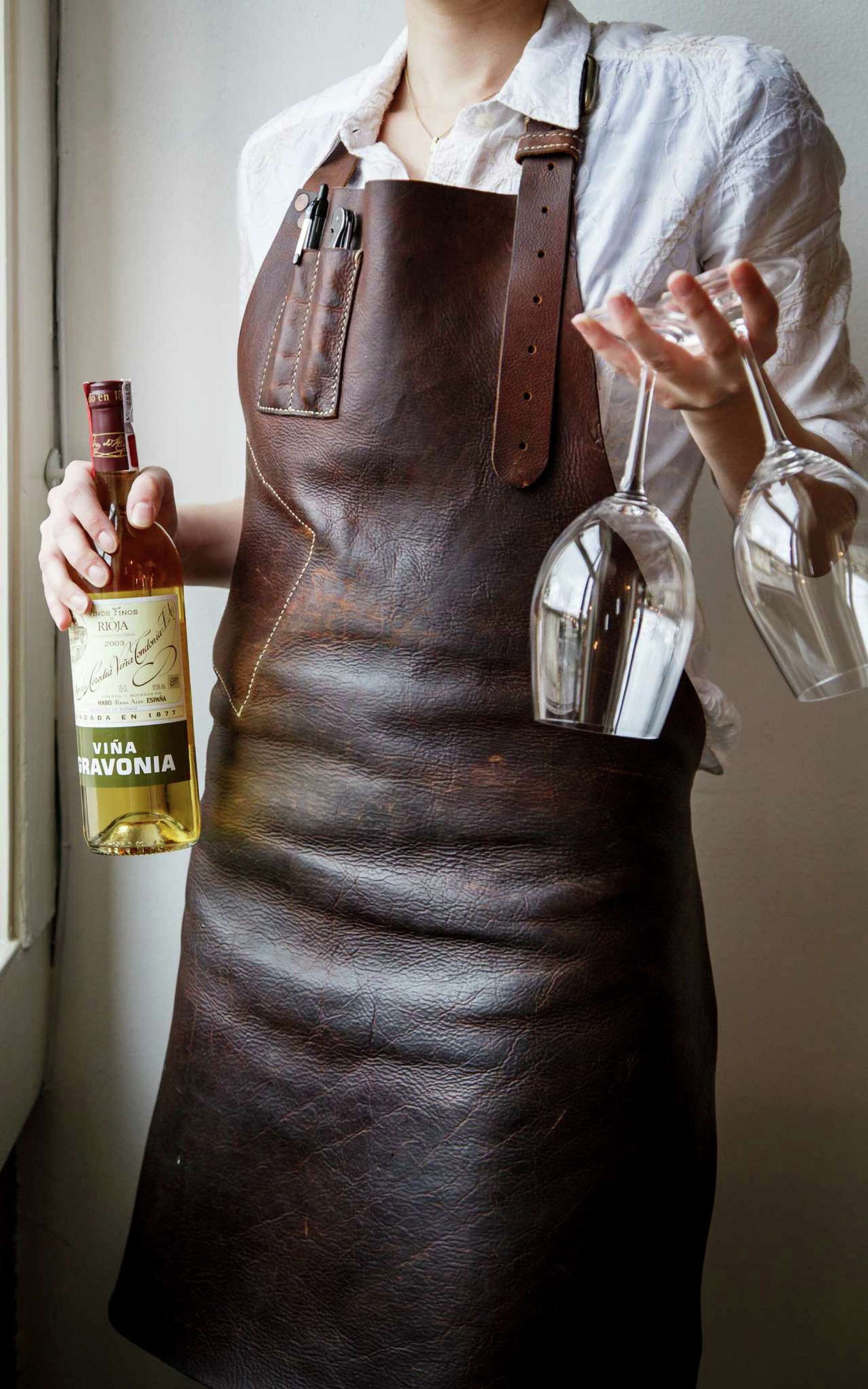 Houston restaurants serve up waitstaff style and fashion