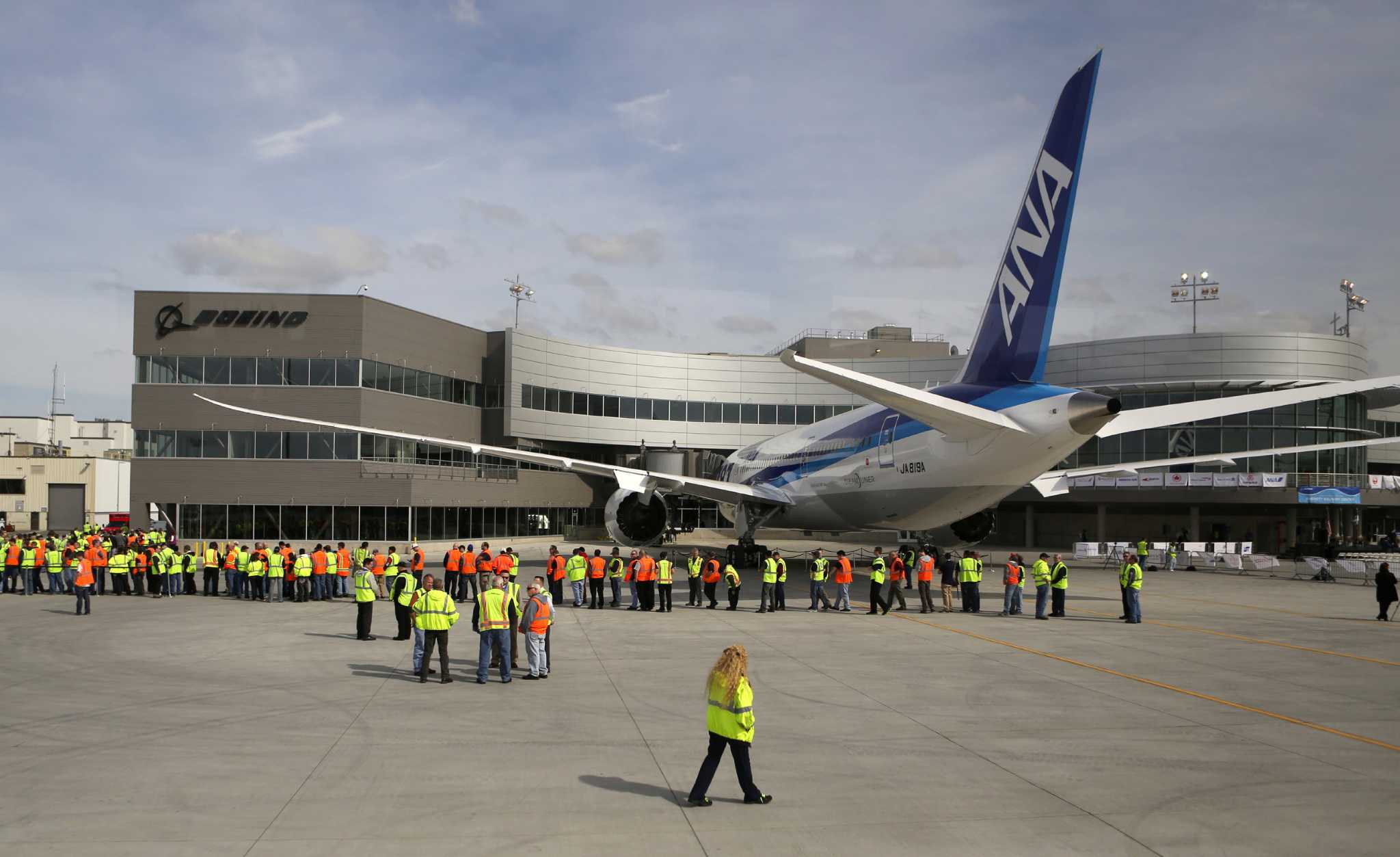 Boeing opens spacious new center to deliver jets in style