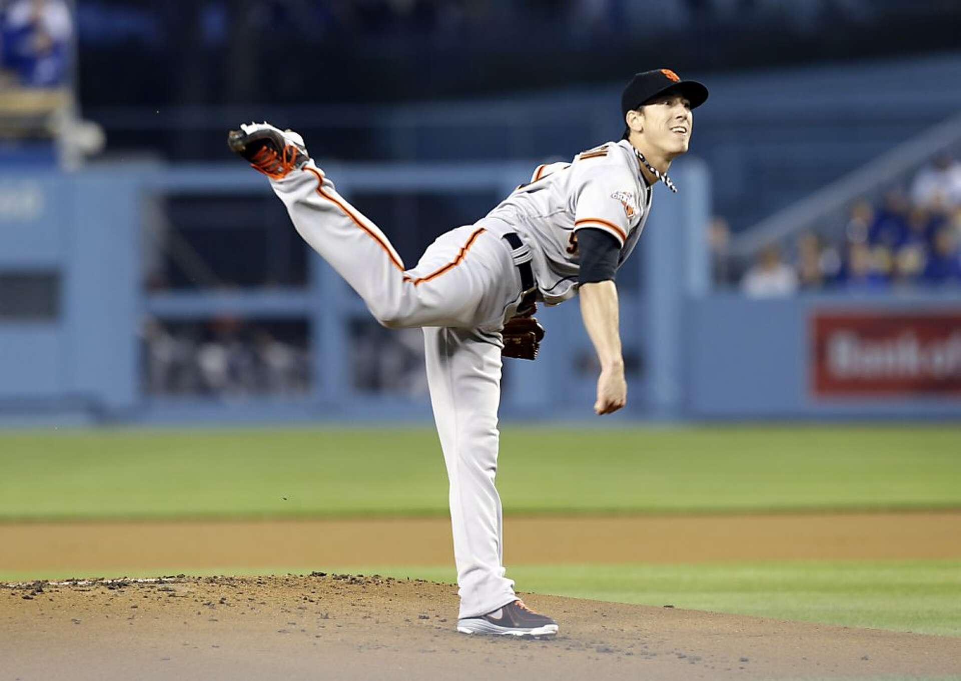 Lincecum wild but Giants top Dodgers 5-3