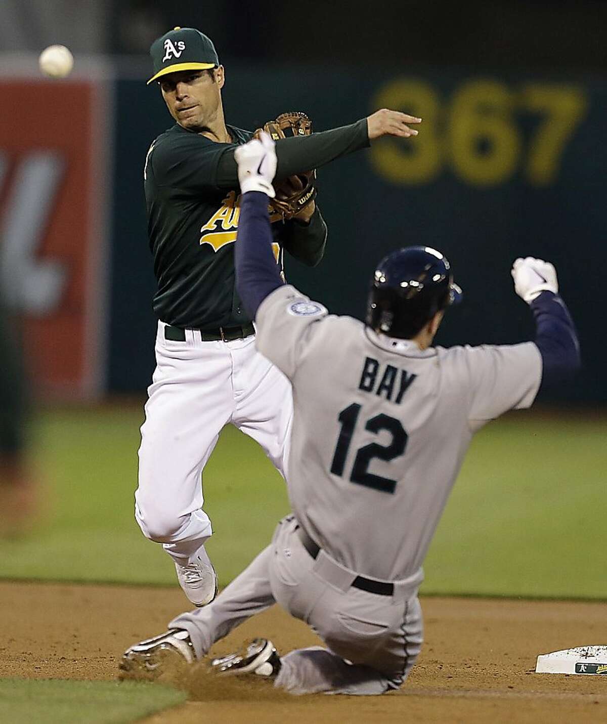 A's break out bats to defeat Mariners