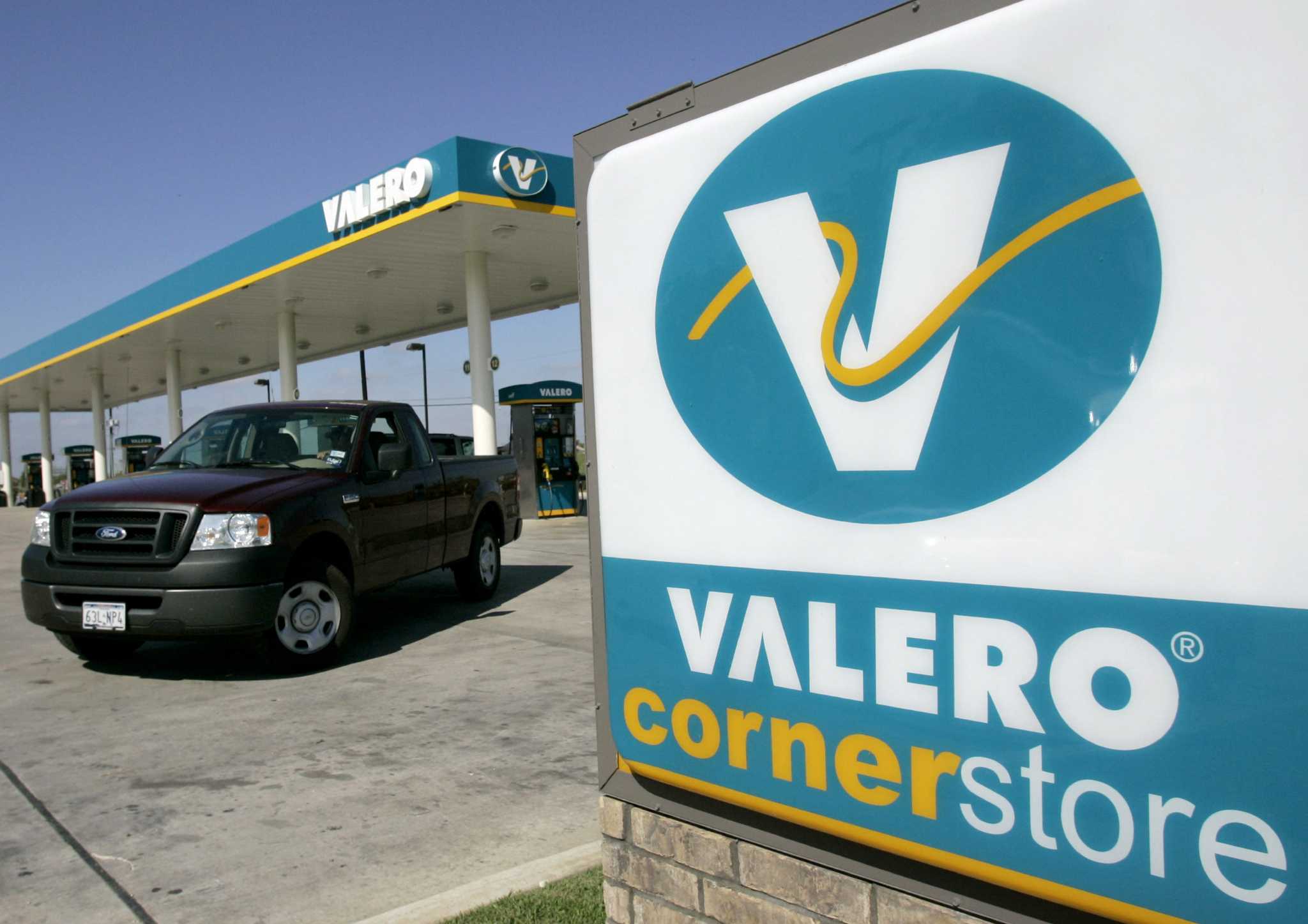 Valero's board approves retail spin-off