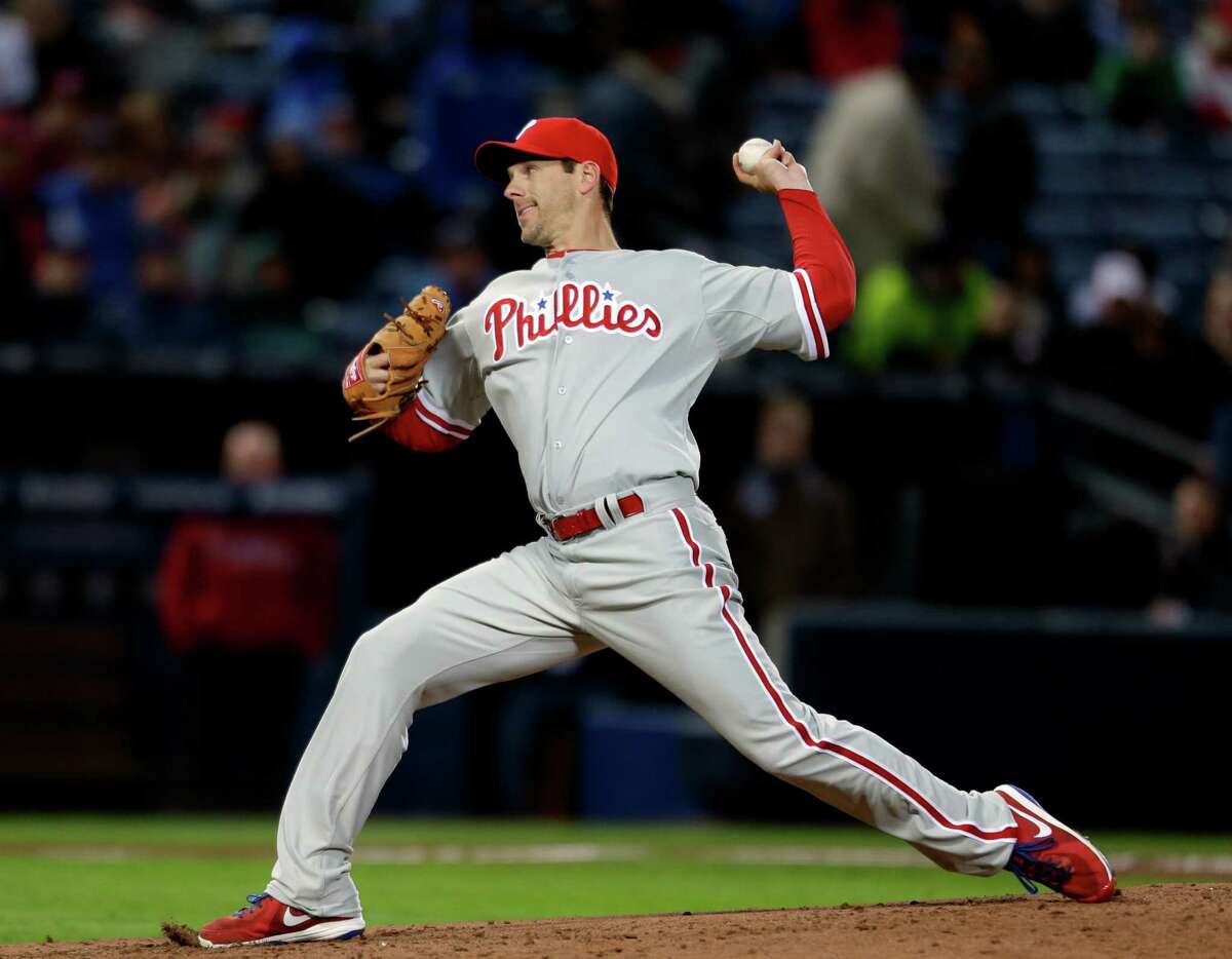Lee dominates as Phils get first win