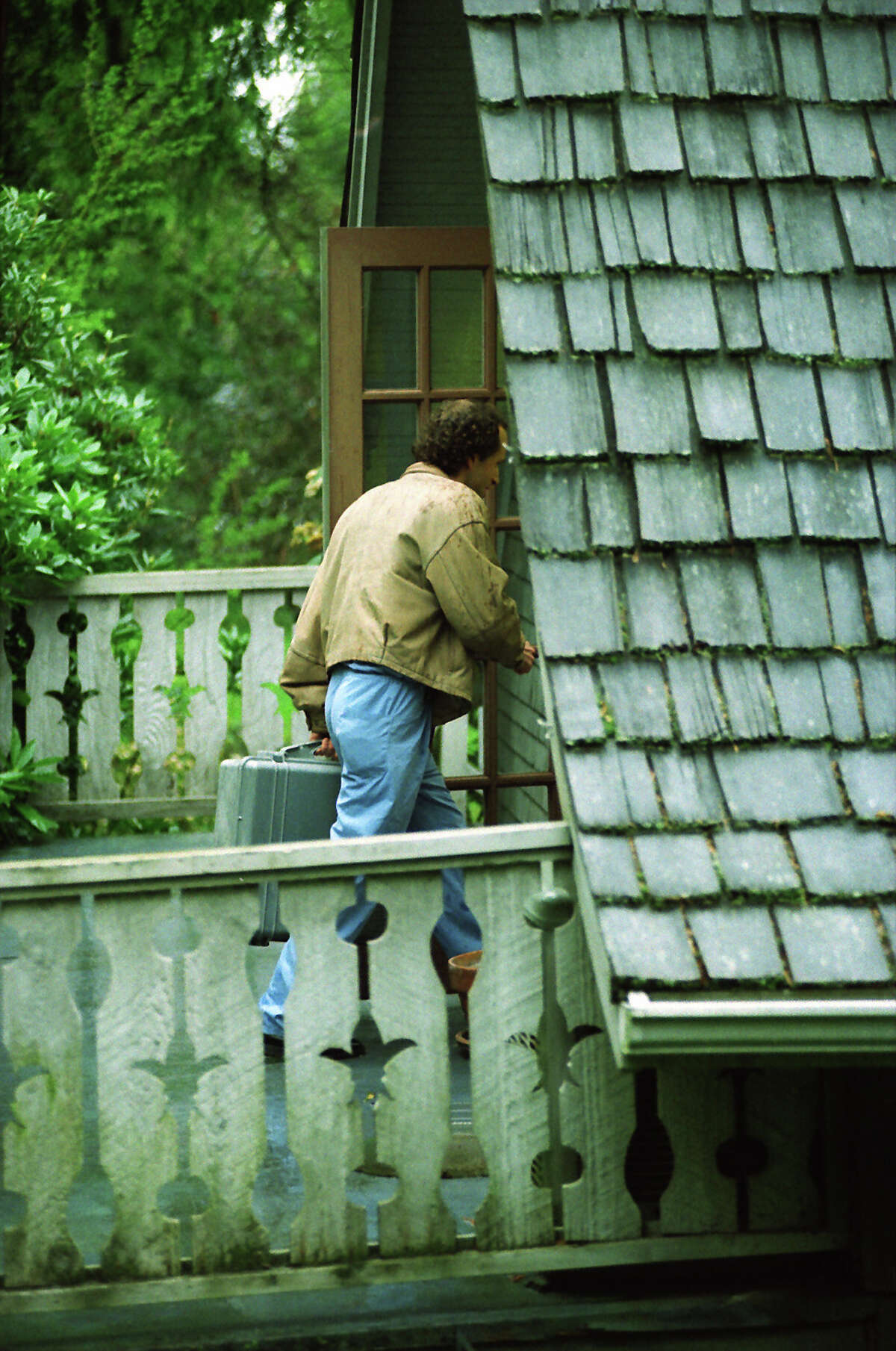 Kurt Cobain suicide scene: Previously unpublished photos