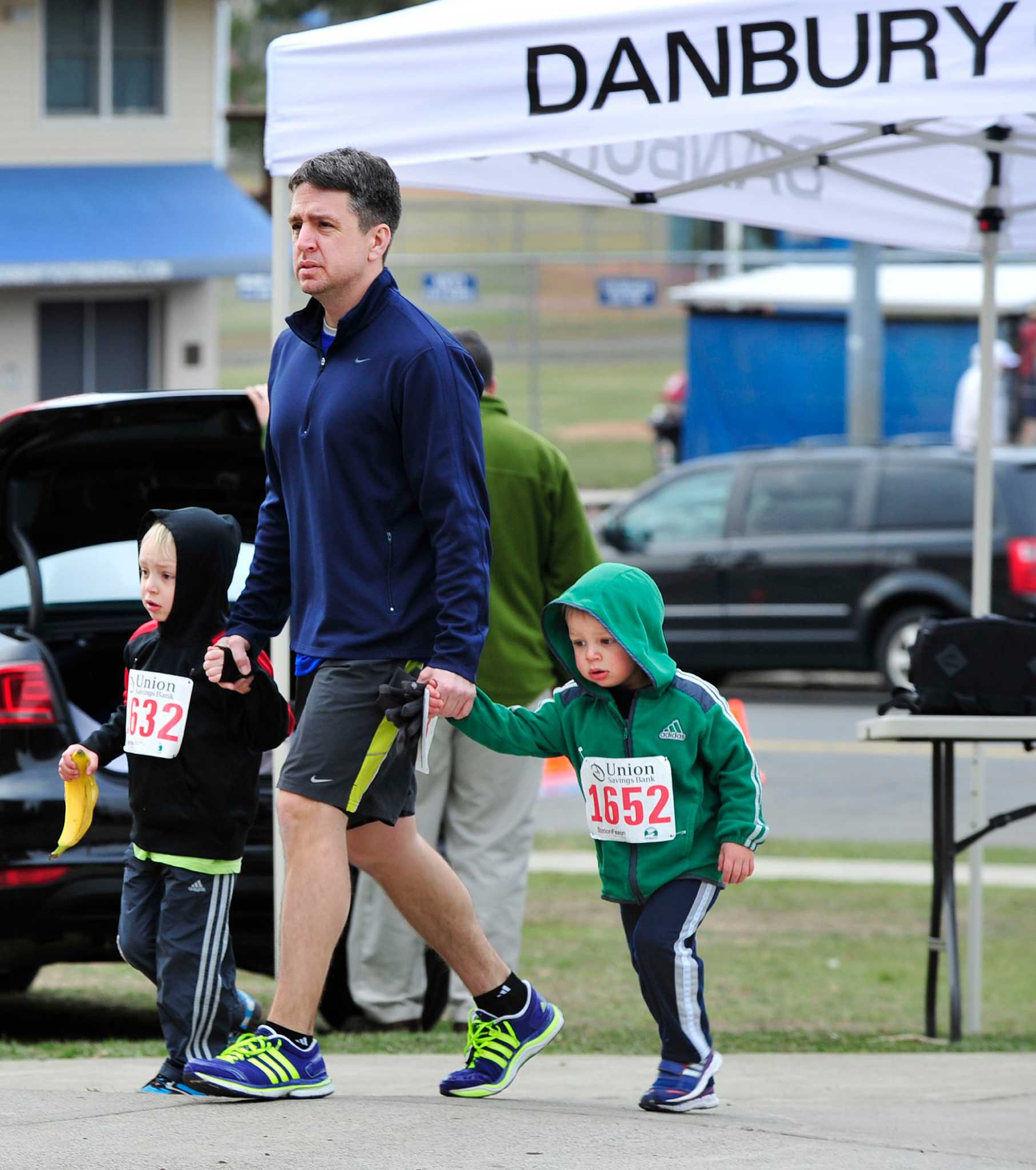 Hundreds of runners dash through Danbury