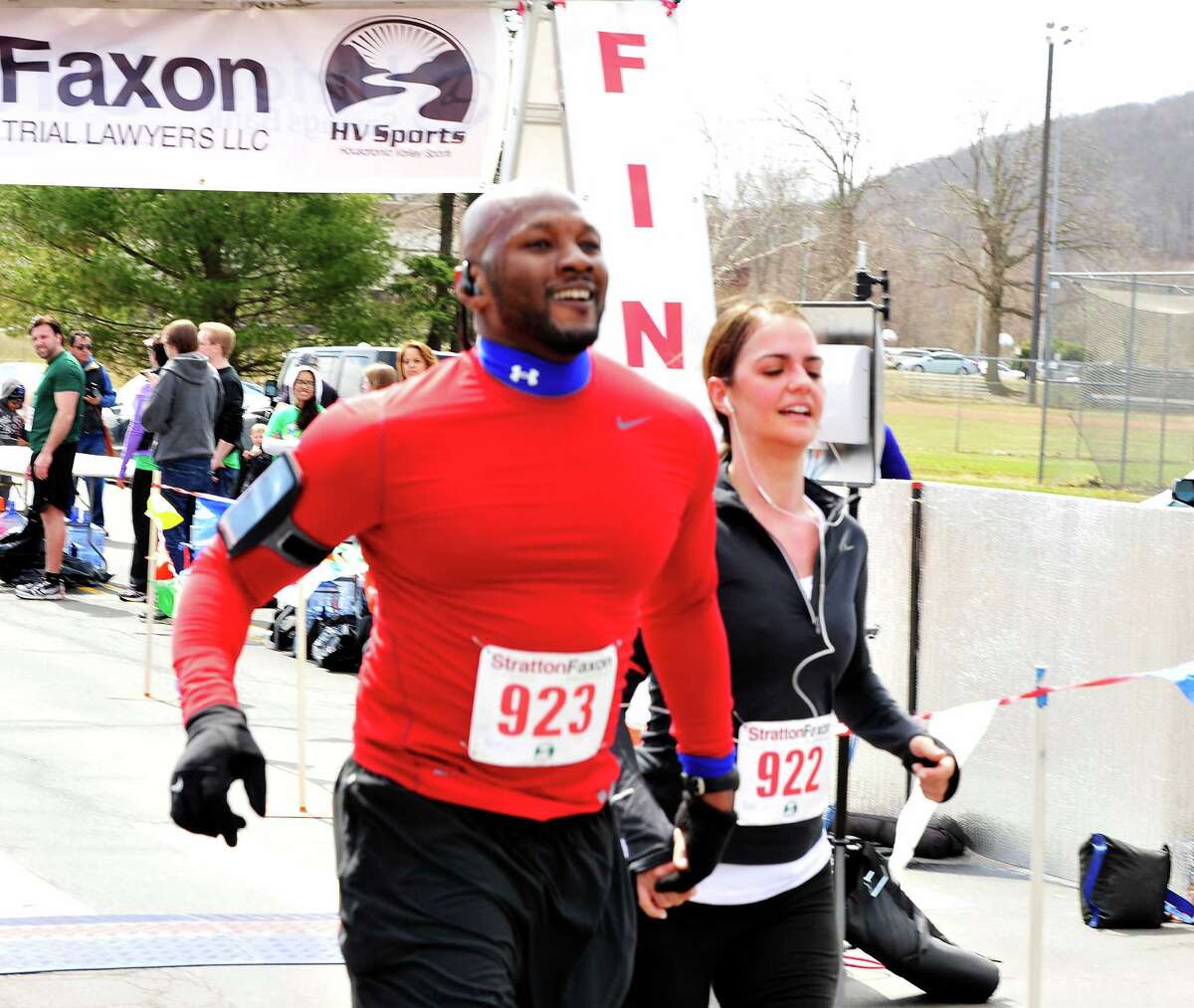 Hundreds of runners dash through Danbury